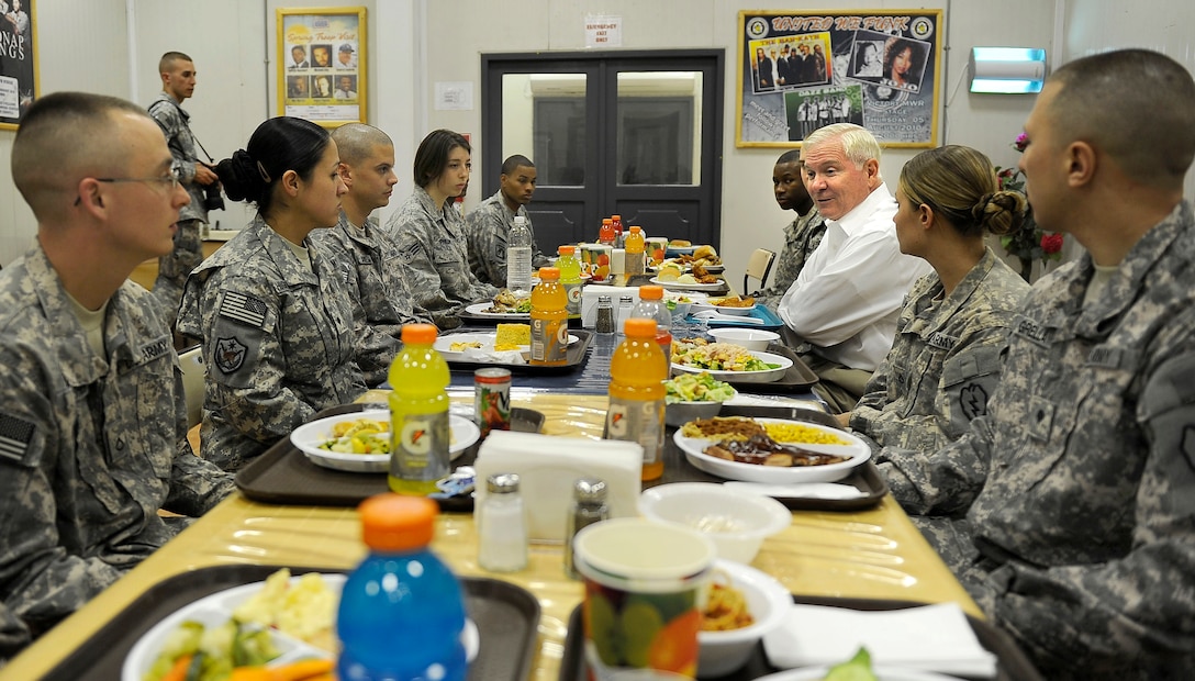 U.S. Defense Secretary Robert M. Gates has dinner with junior troops at ...