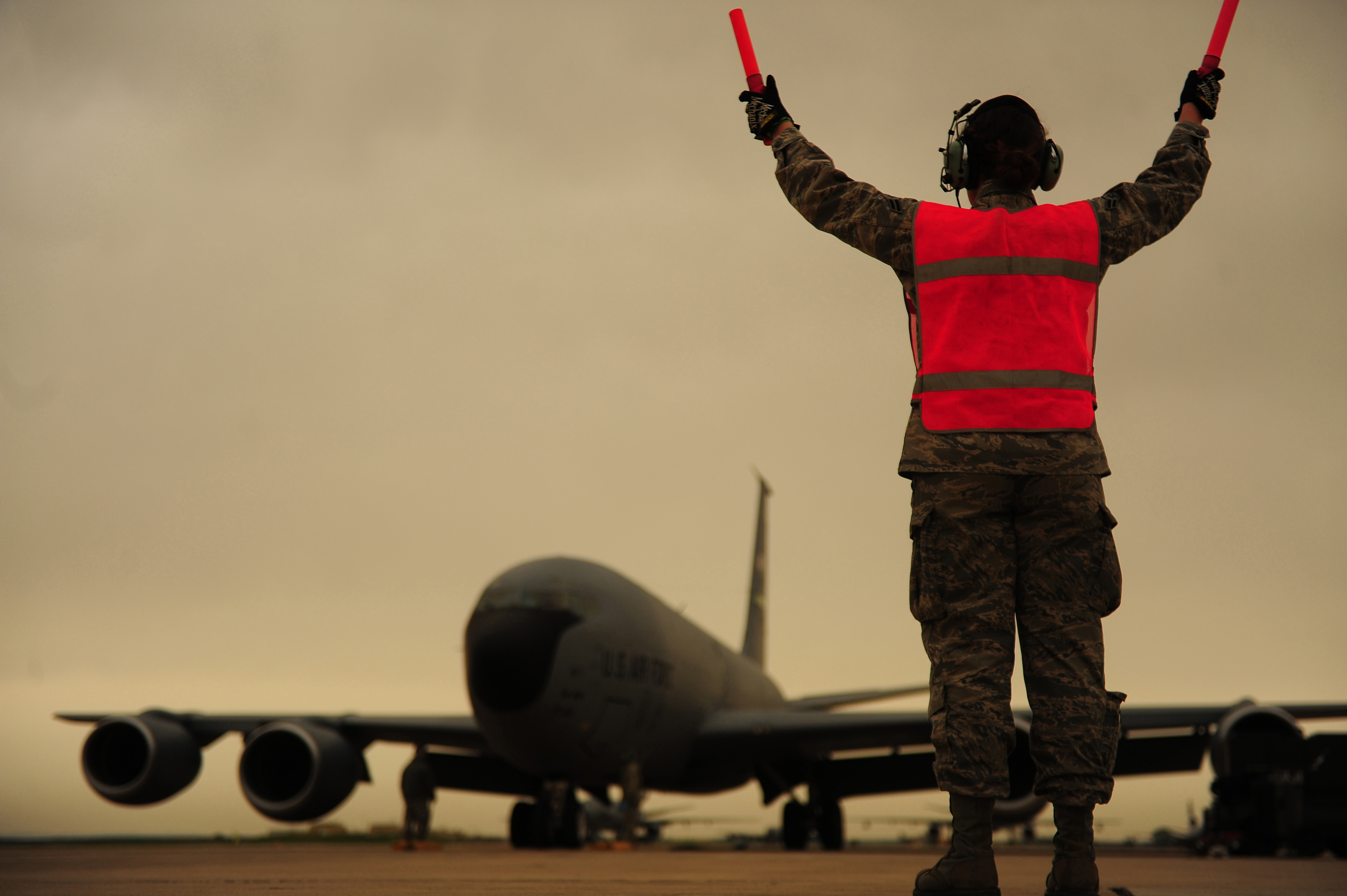 Teamwork essential to safely recovering aircraft > 171st Air Refueling ...