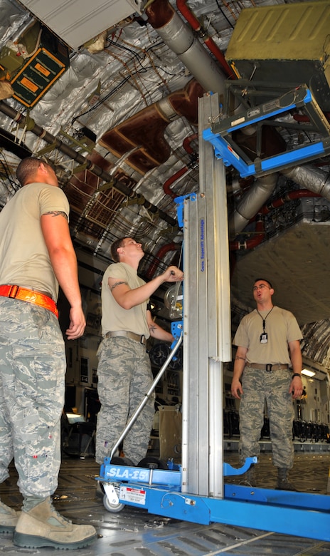 437 AMXS Airmen replace C-17 life rafts > Joint Base Charleston > News