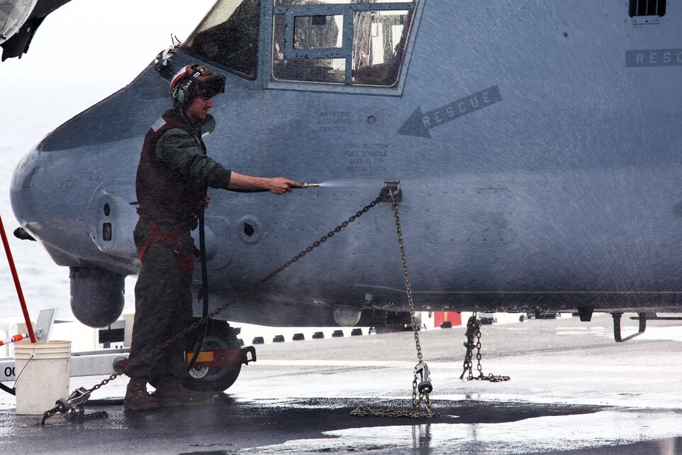 “Thunder Chickens” Bathe Squadron Birds > 22nd Marine Expeditionary ...