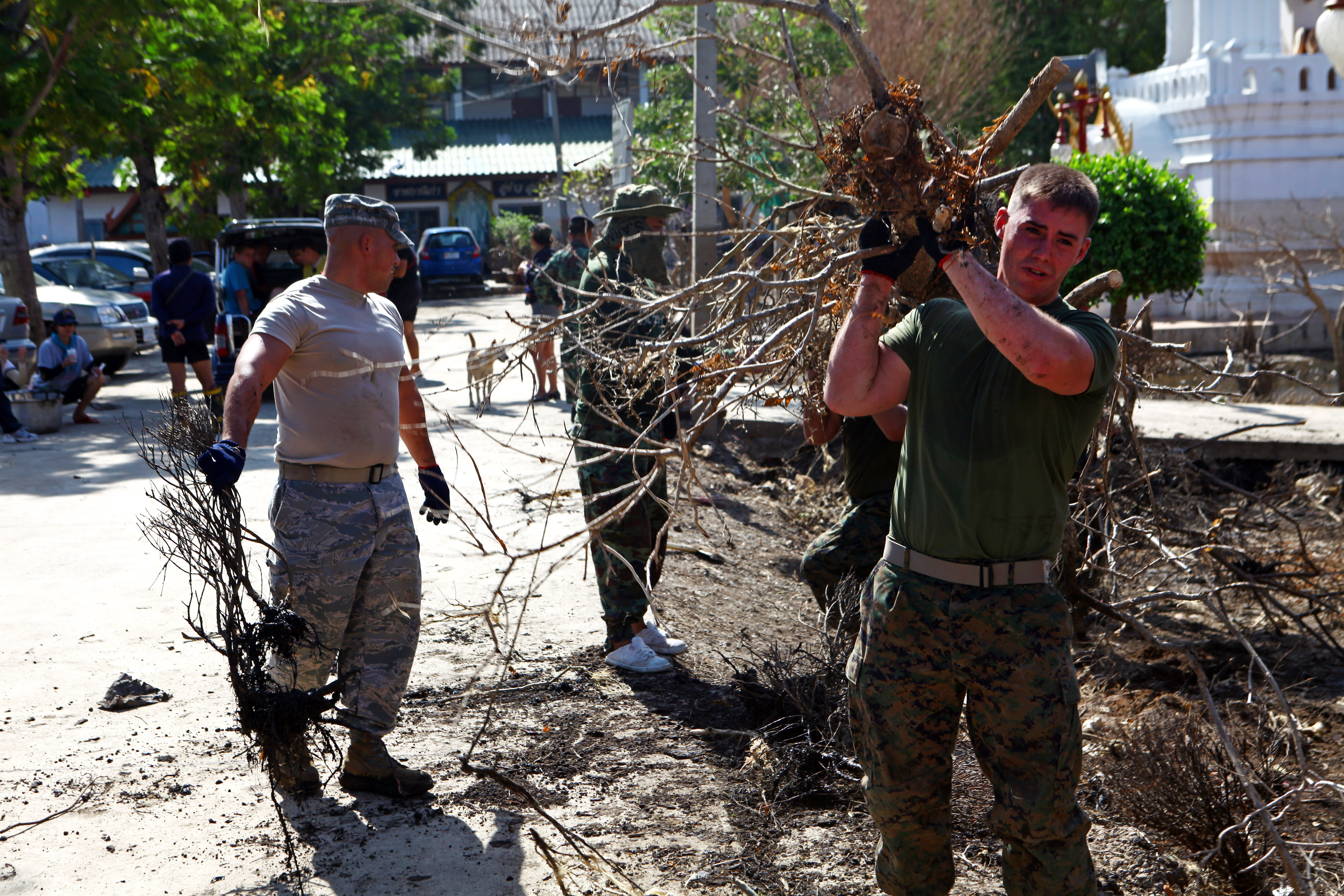 U.S. troops assist Thai soldiers remove debris from flood water in ...