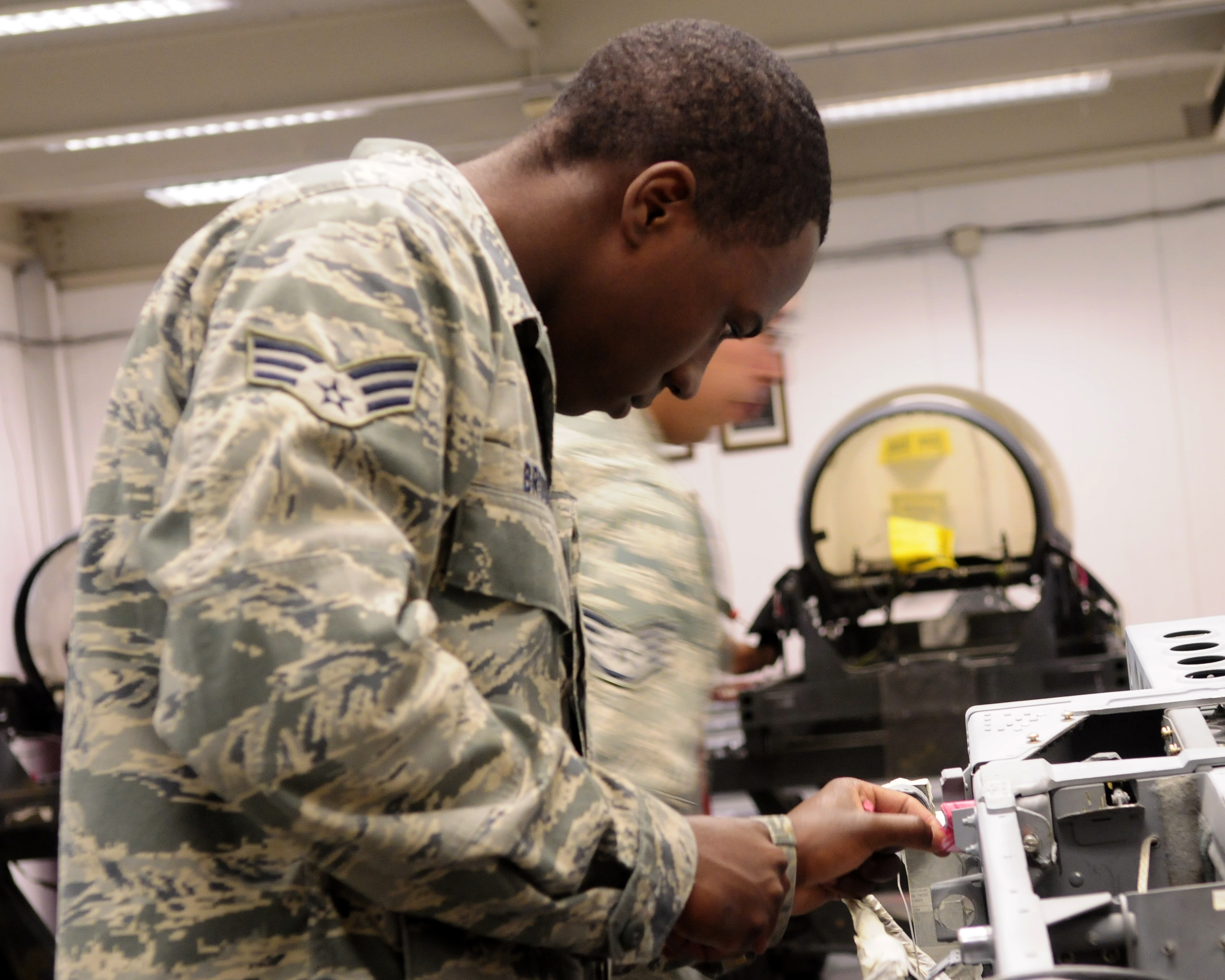 Aircrew egress systems technicians pay attention to detail > Aviano Air ...