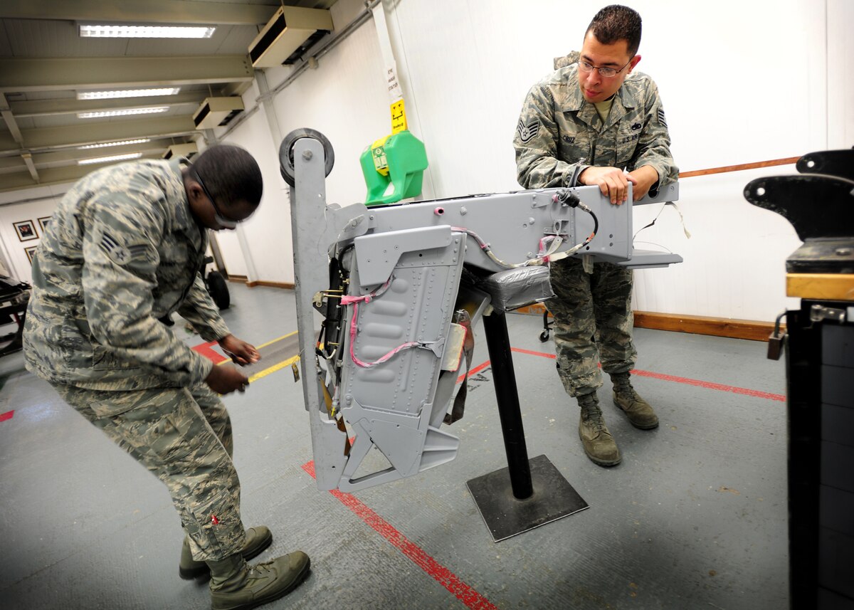 Aircrew egress systems technicians pay attention to detail > Aviano Air ...