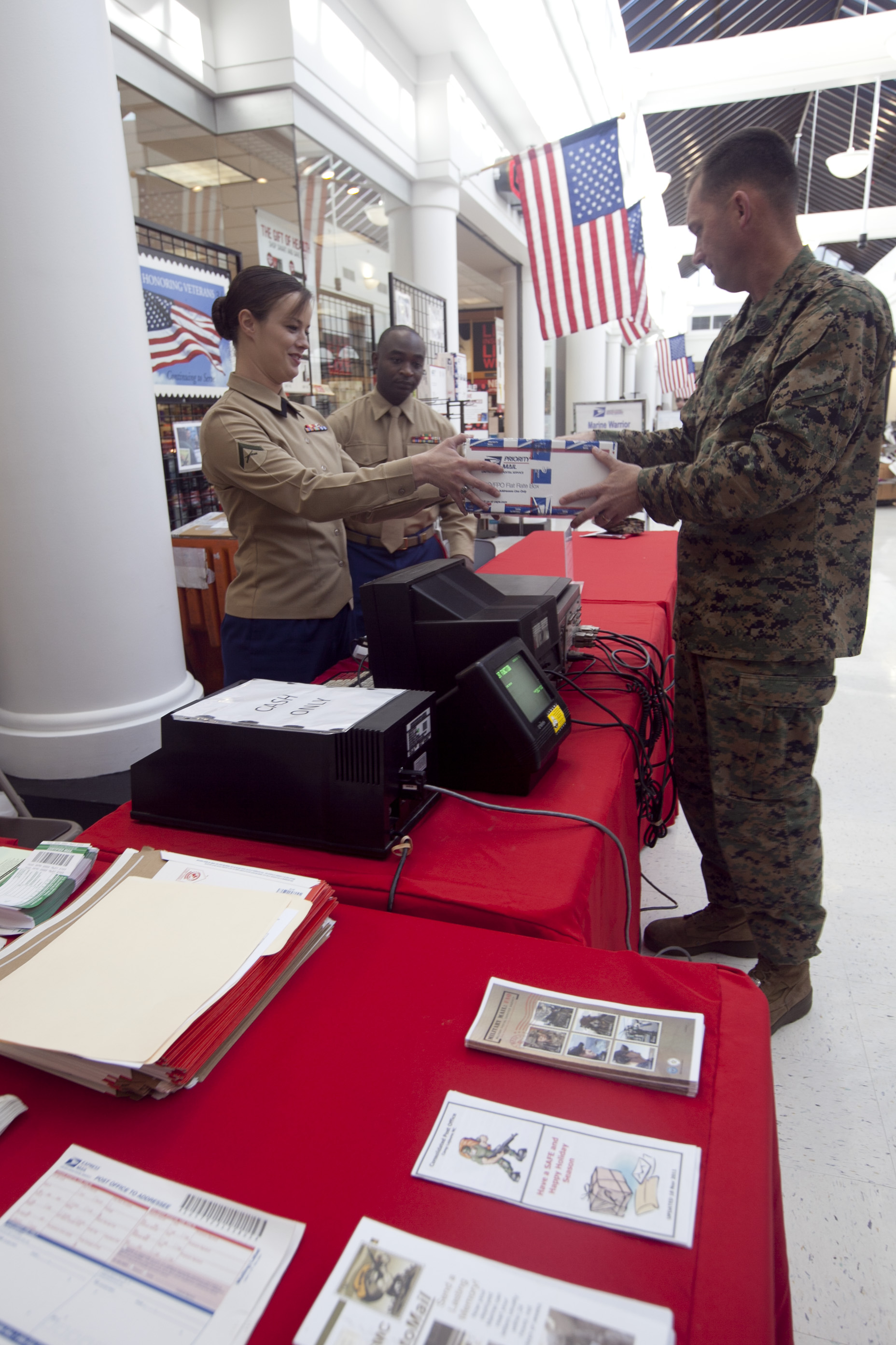 WES Team helps to alleviate long lines at post office > Marine Corps ...