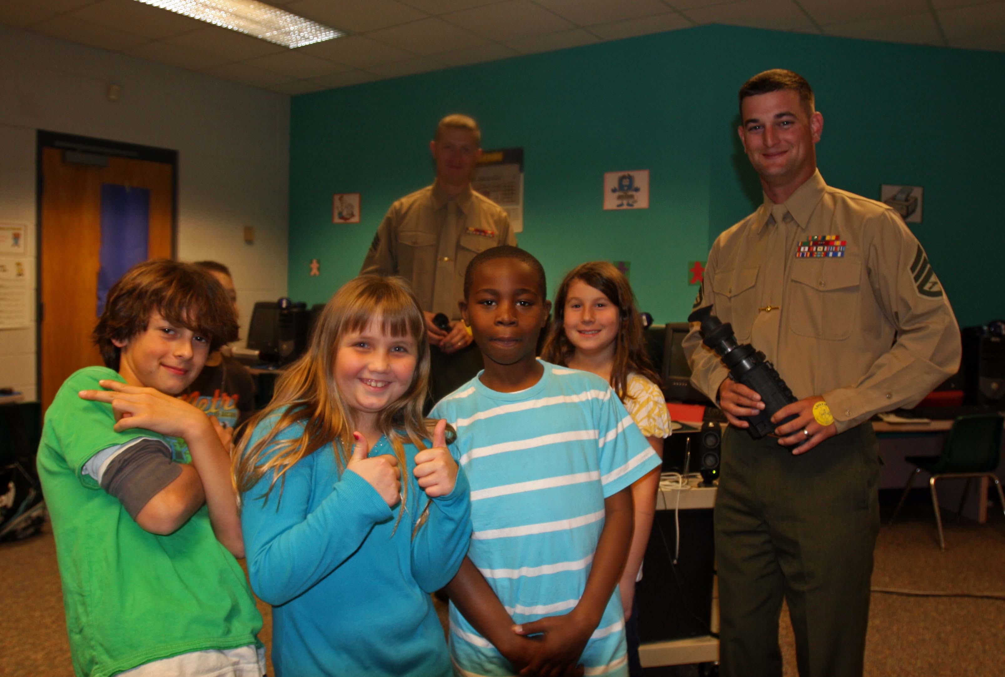2nd Tanks show kids at elementary school their technology > United ...