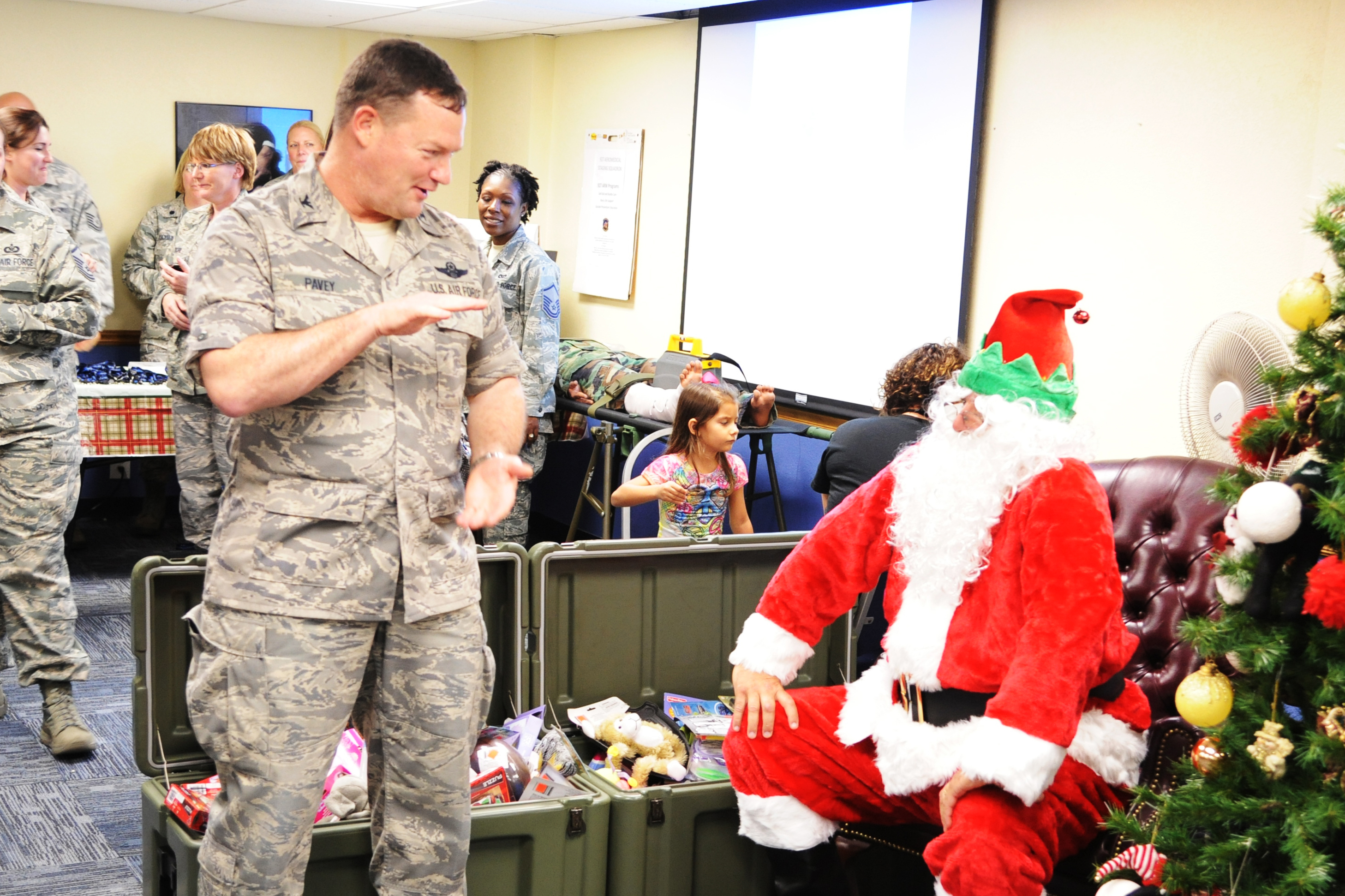 Santa Stops by 927th Holiday Party > 927th Air Refueling Wing > Article ...