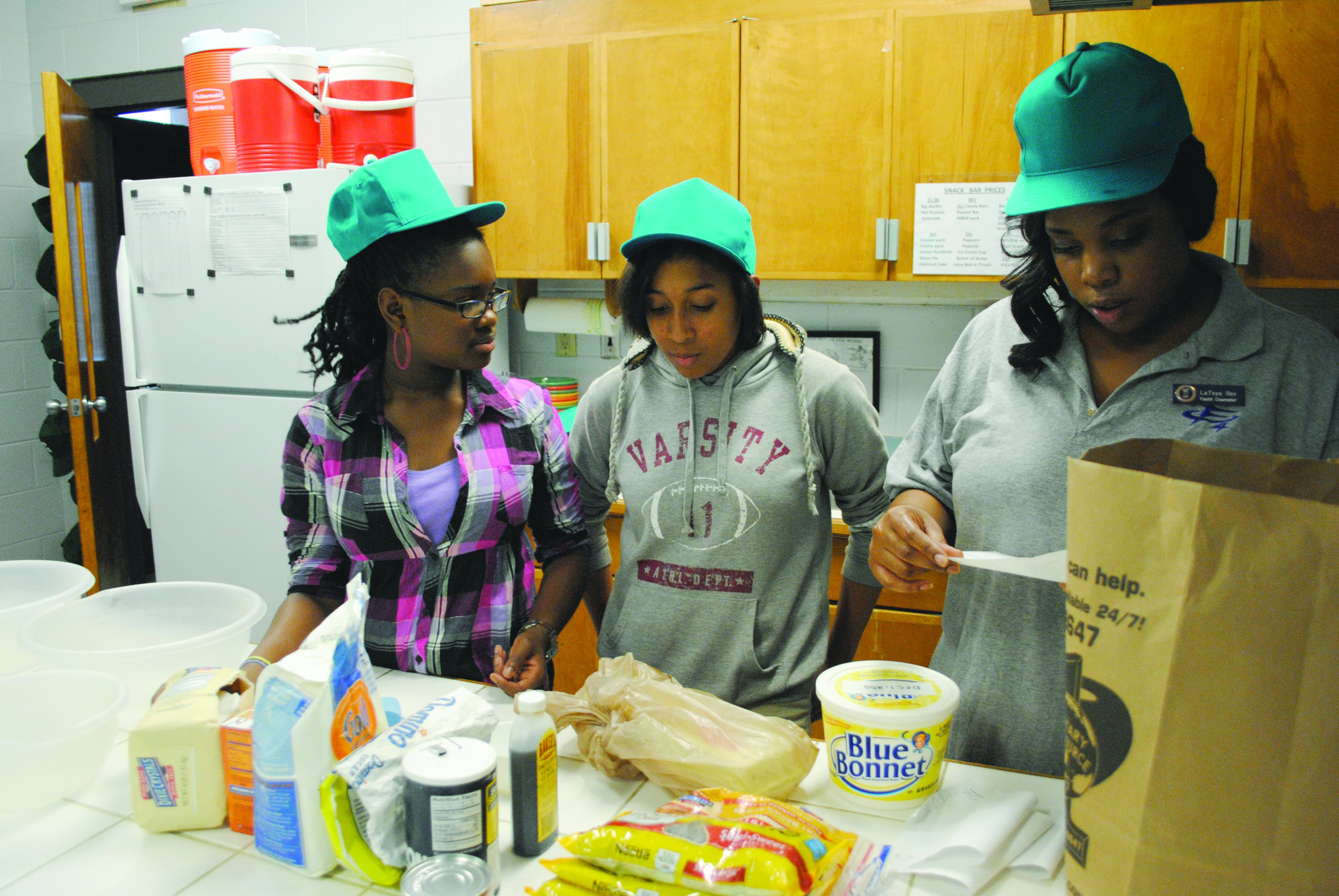 Gunter Youth Center bakes up holiday spirit