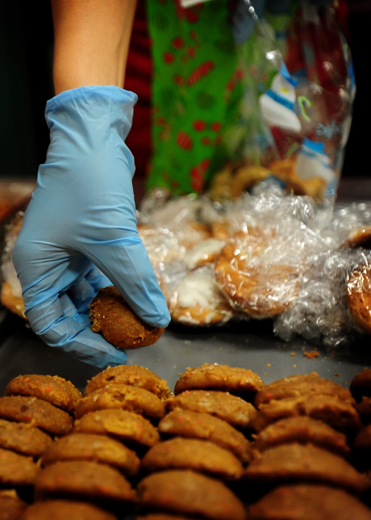 Volunteers bake, collect 11,700 cookies > Aviano Air Base > Display