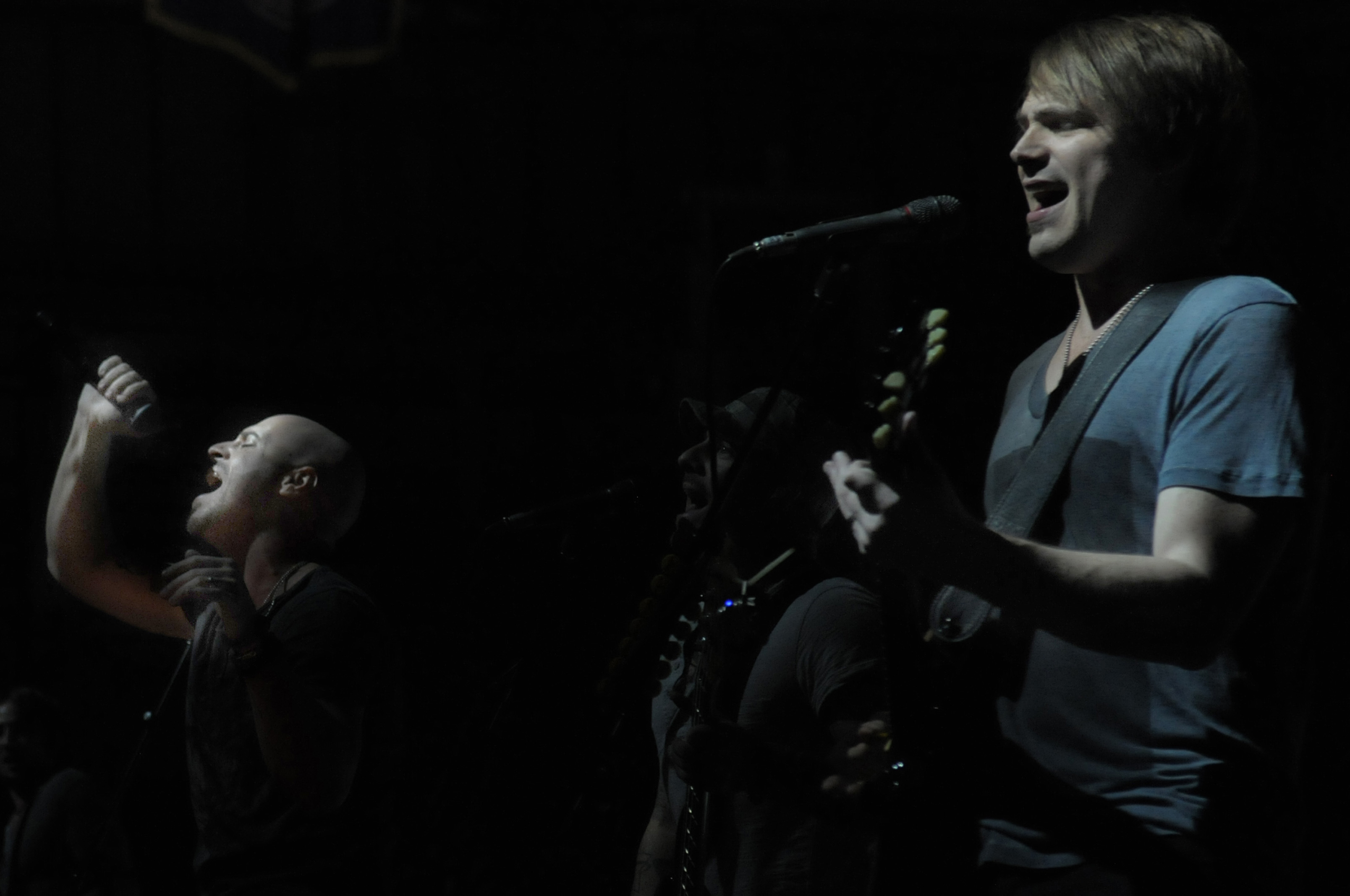 Daughtry sings for the troops