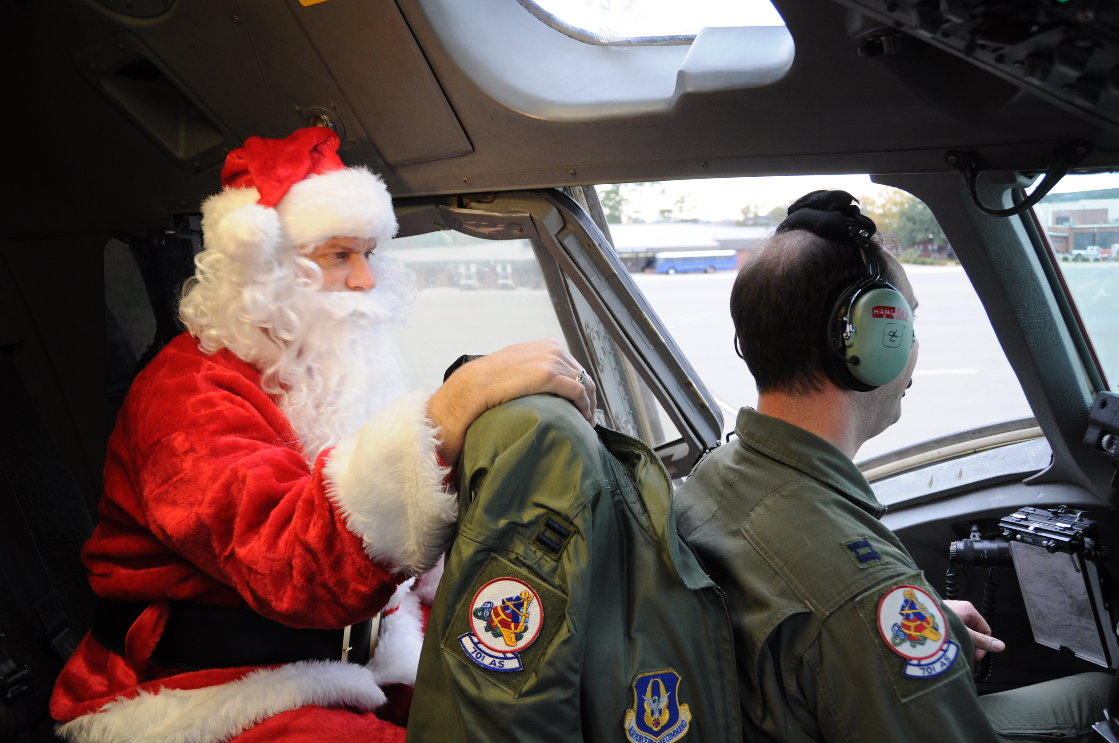 Santa lands, visits children at JB CHS > 315th Airlift Wing > Article ...
