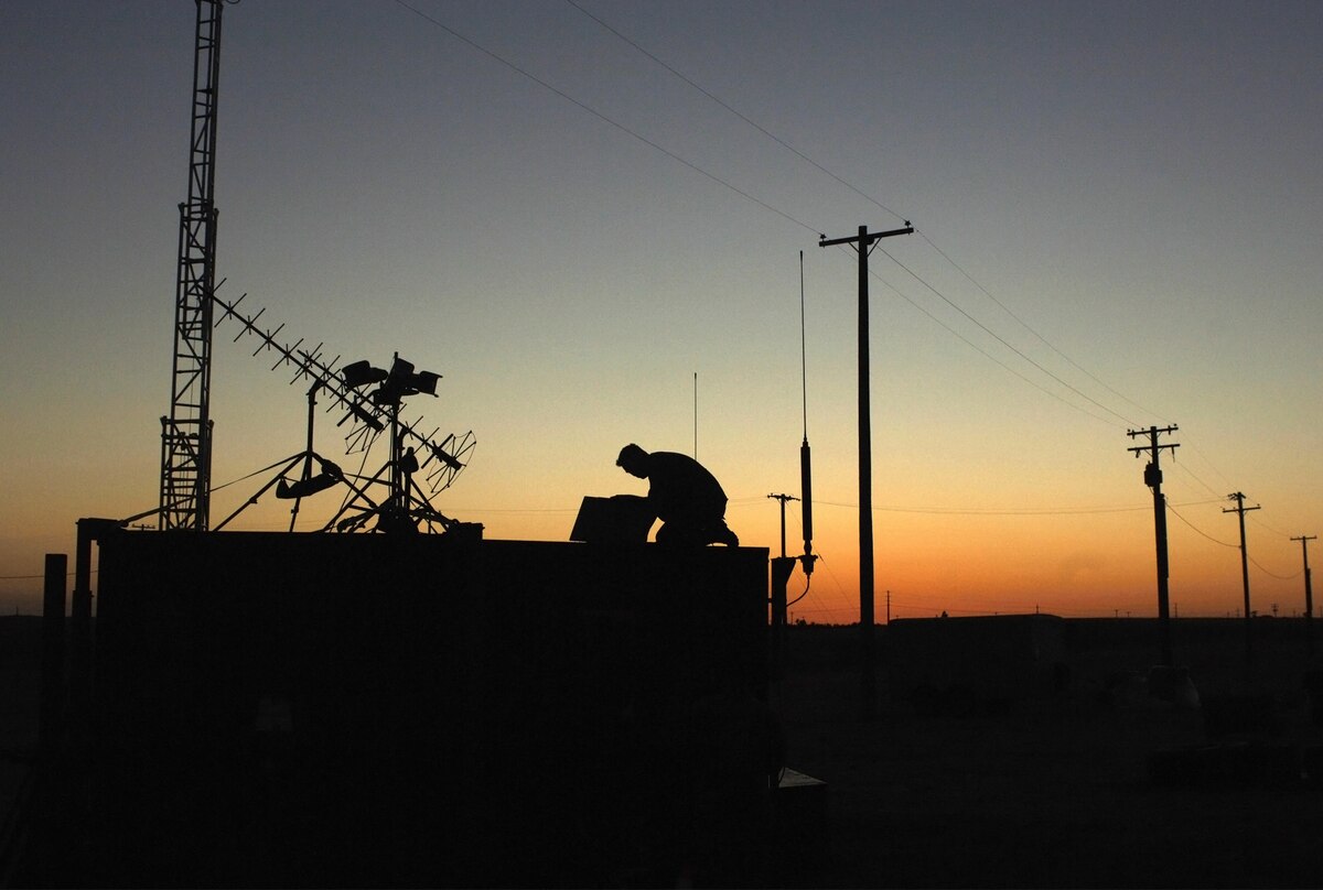 Legends Panel links past, present communications Airmen > Air Force ...