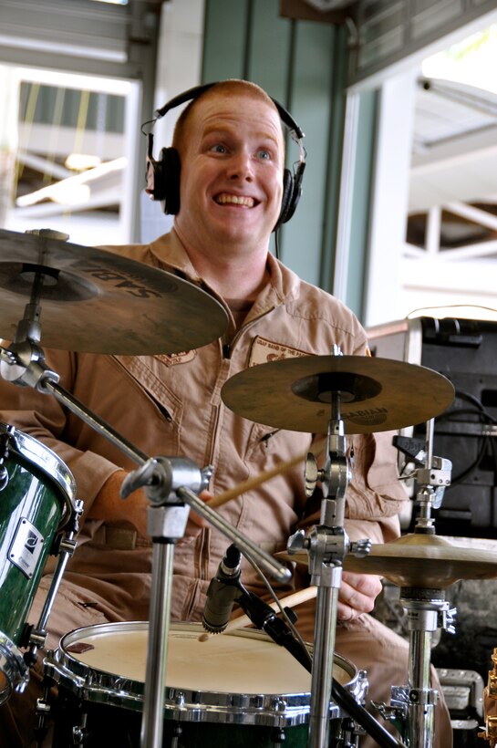 SSgt Jody Walker performs with Hana Hou