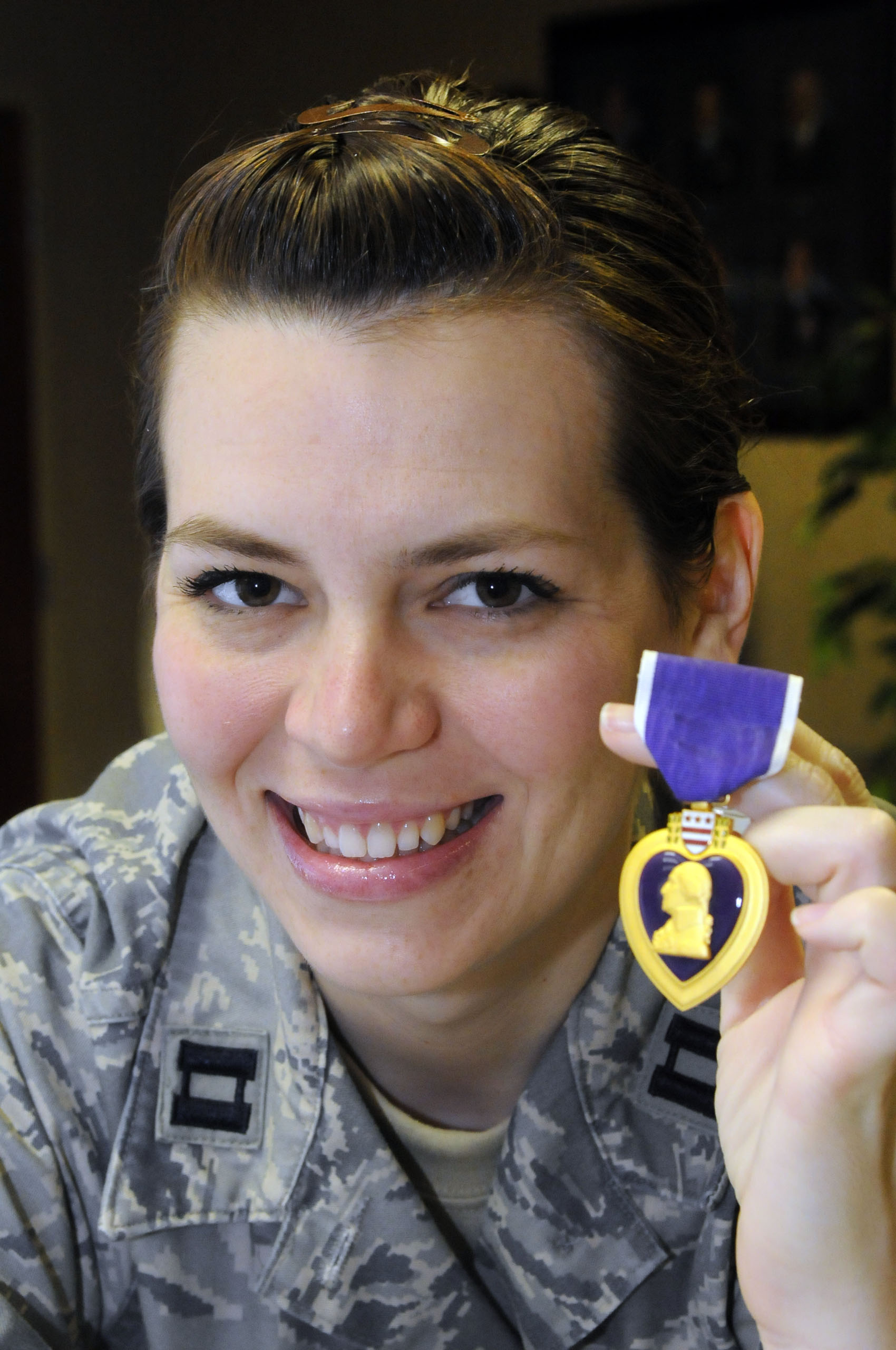 Captain wounded in blast gets medal > Robins Air Force Base > Article ...