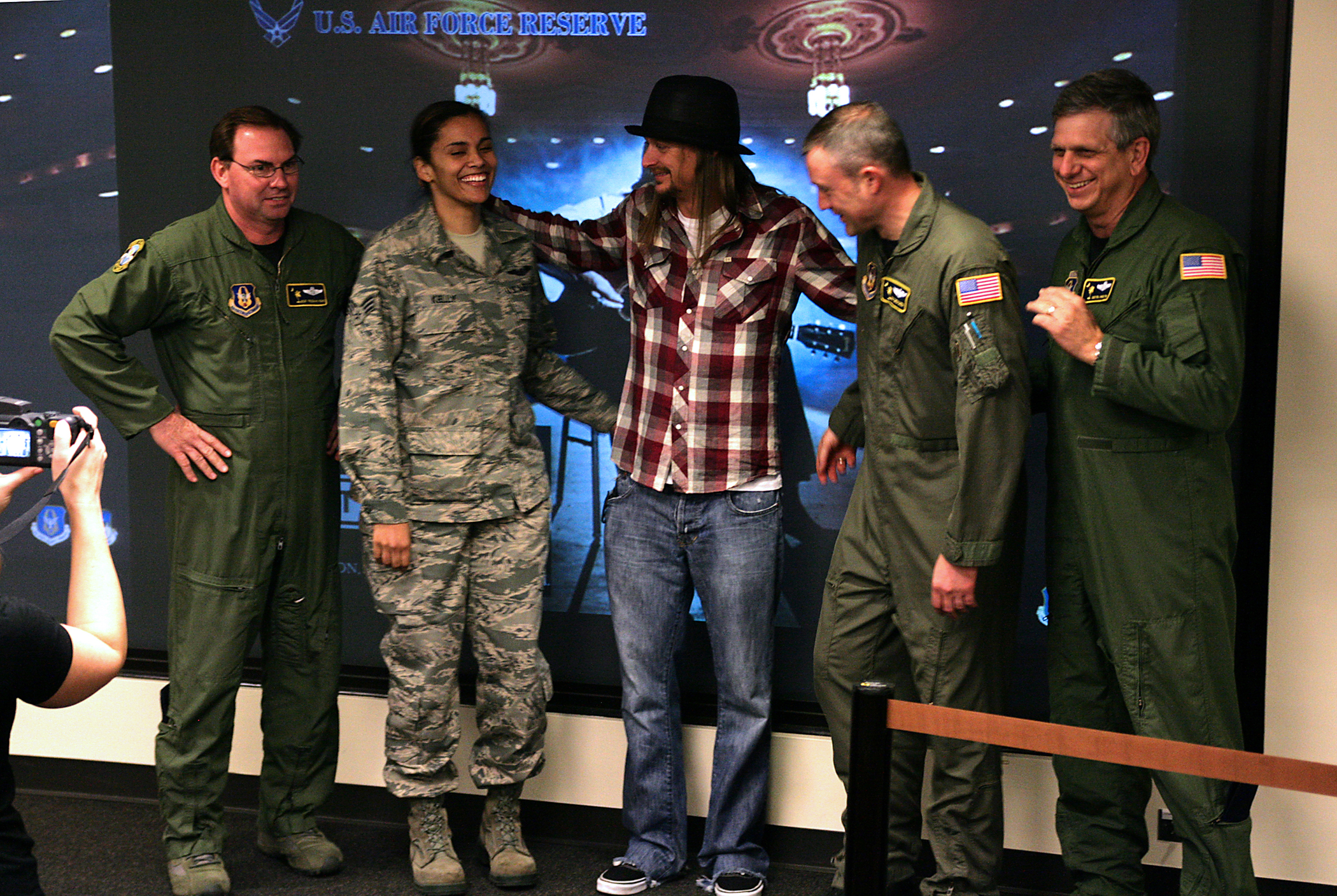 Kid Rock visits 315th AW members > 315th Airlift Wing > Article Display