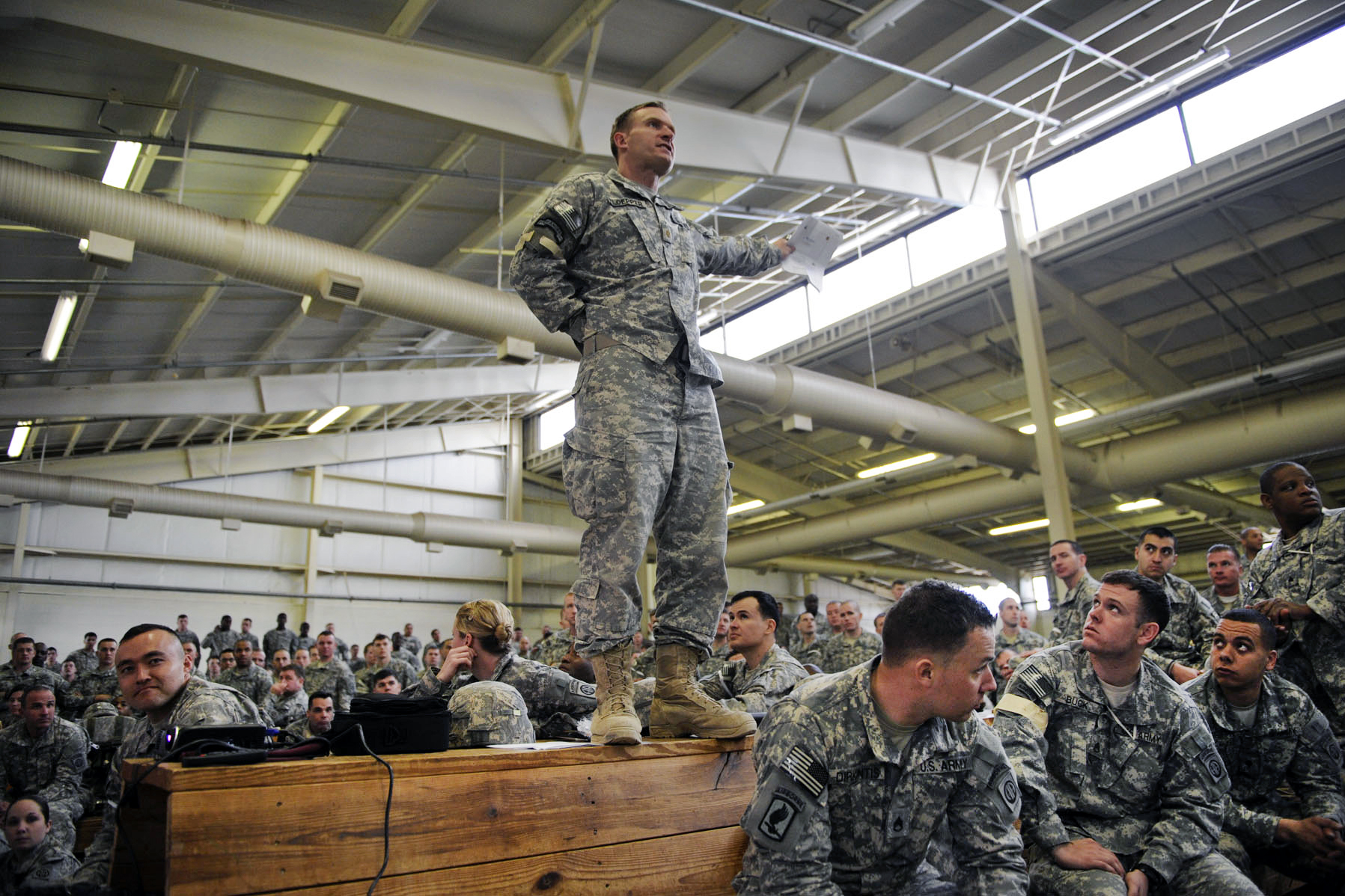 U.S. Army Maj. Mike Kloepper gives a mission briefing to U.S. Army ...