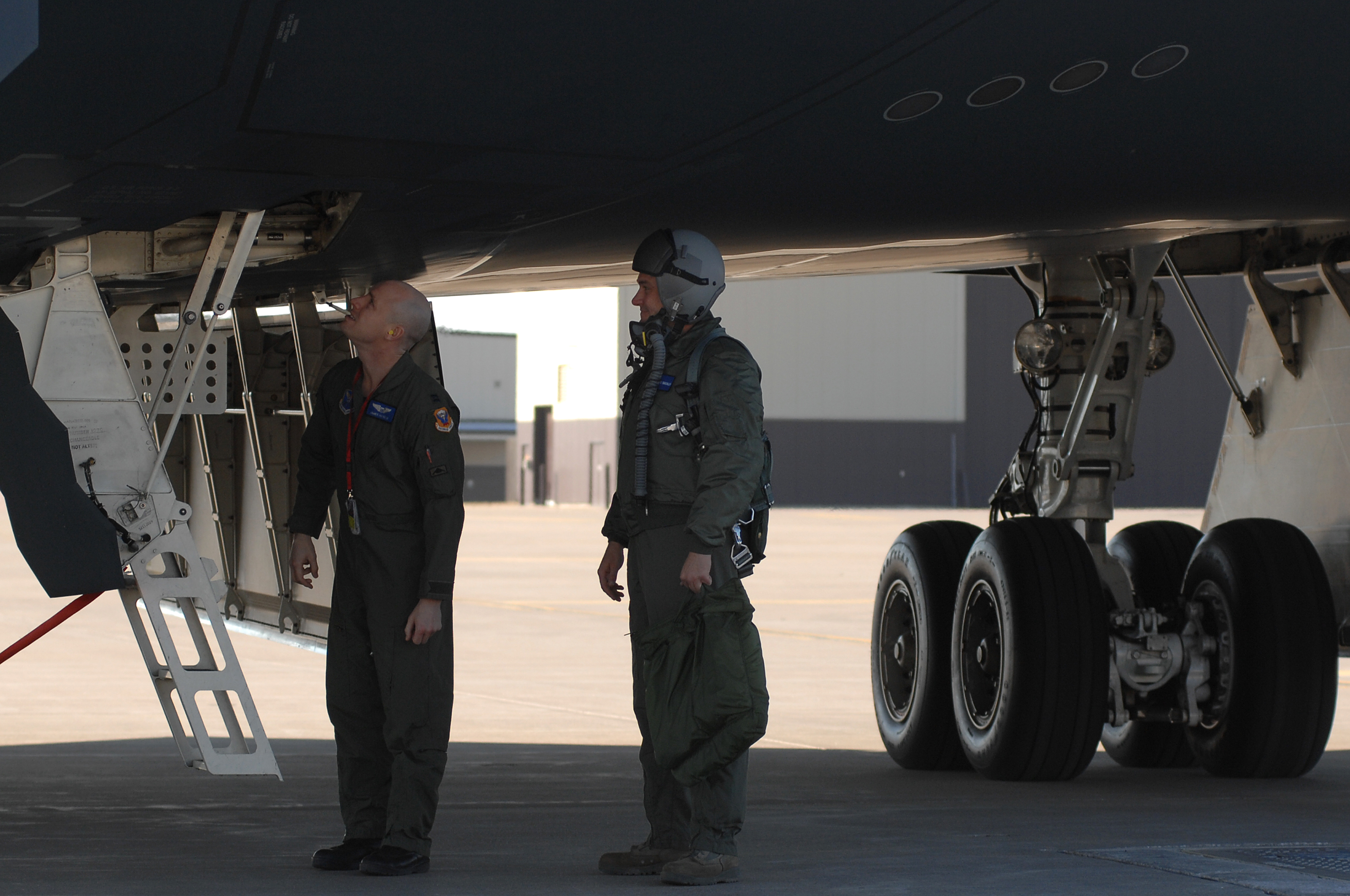 Whiteman enlisted becomes B-2 co-pilot for a day > Whiteman Air Force ...