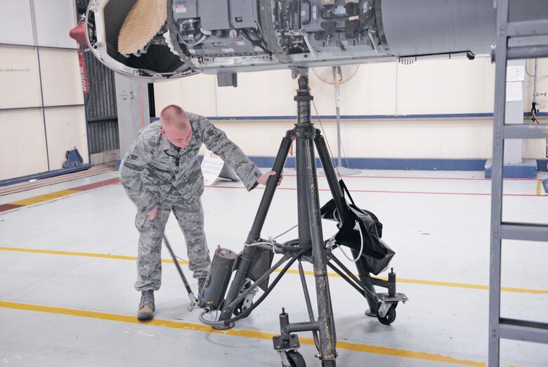 F-16s receive 'physicals' at phase dock > Luke Air Force Base > Article ...
