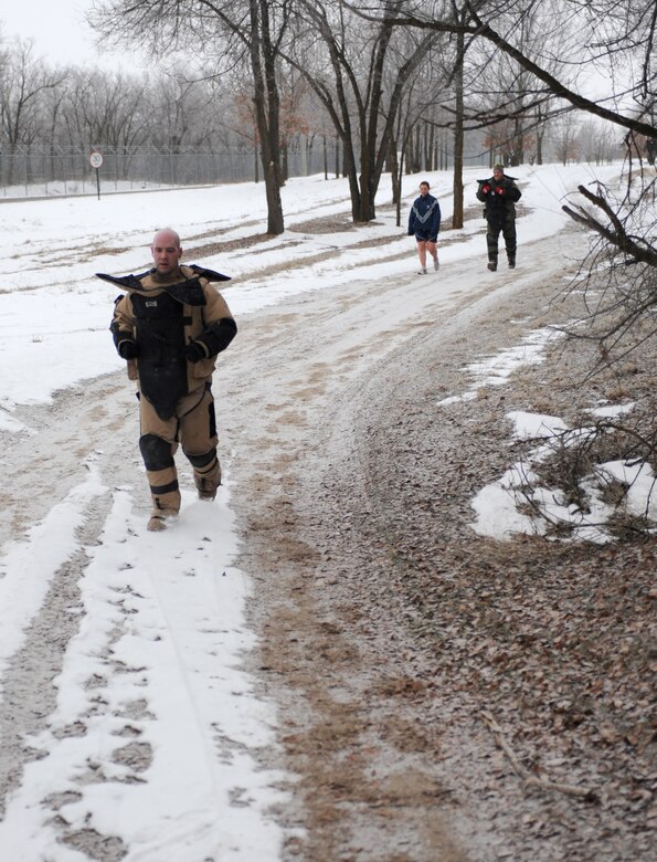 EOD technicians run 5K in bomb suits for good cause > U.S. Air Force ...