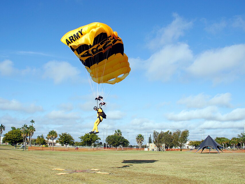 Parachute team returns to base for training > United States Marine ...