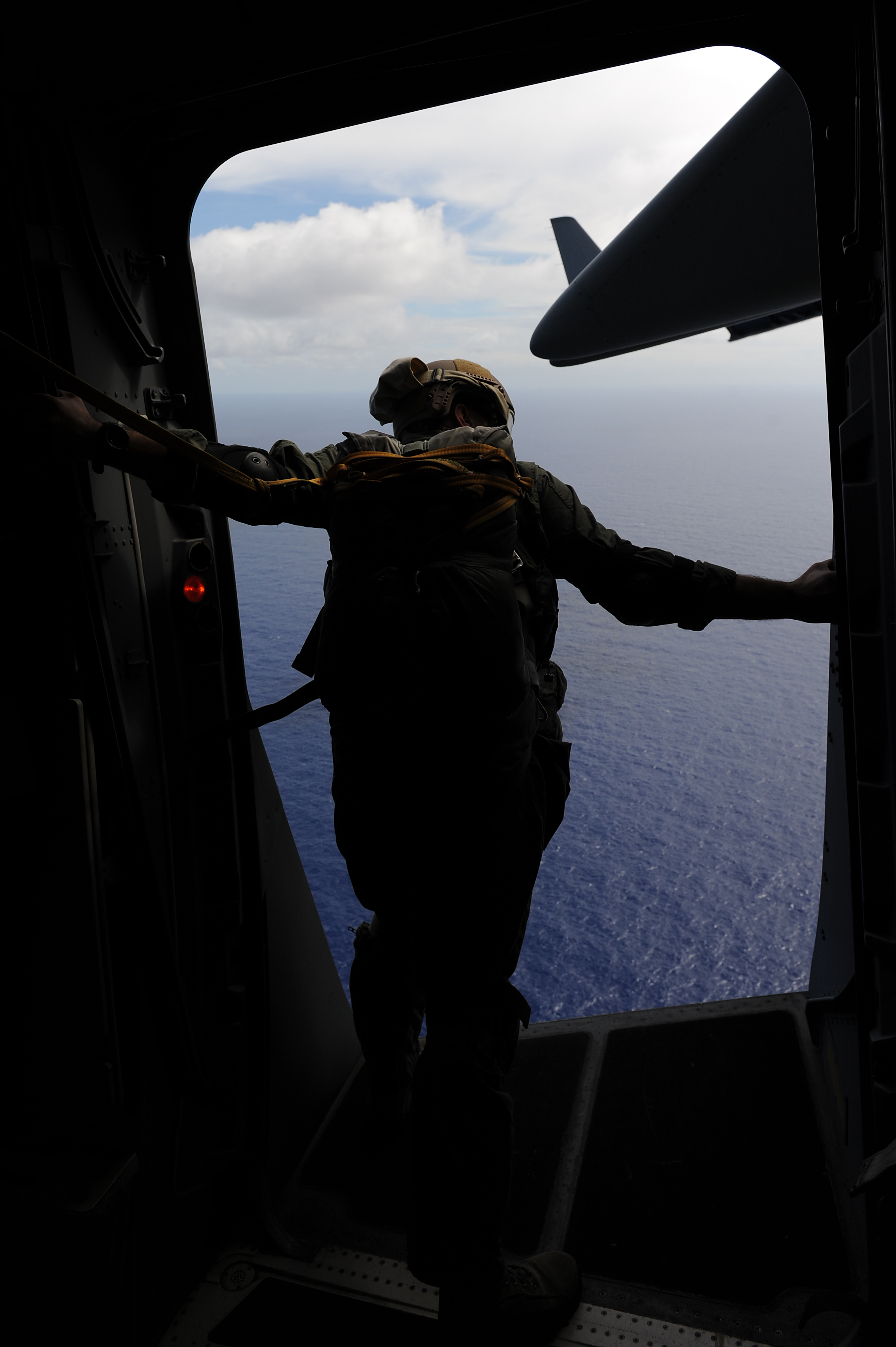 Photo essay: Airmen bail out of C-17 from static line > 15th Wing ...