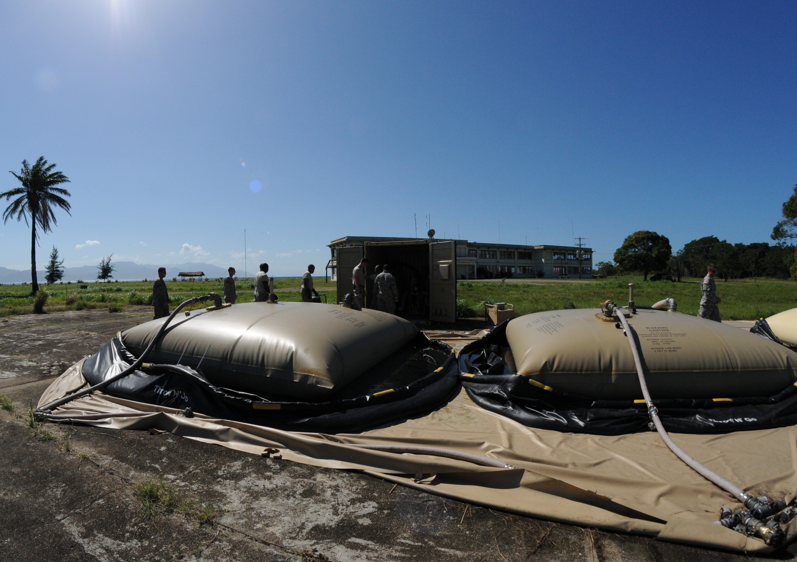 Soldiers and Airmen work together to complete refueling mission > Joint ...
