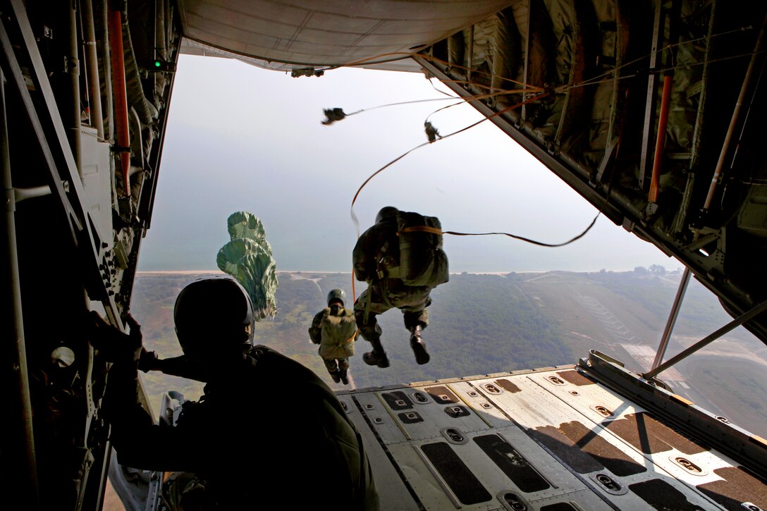 A Royal Thai Marine Corps reconnaissance team conducts jump training ...