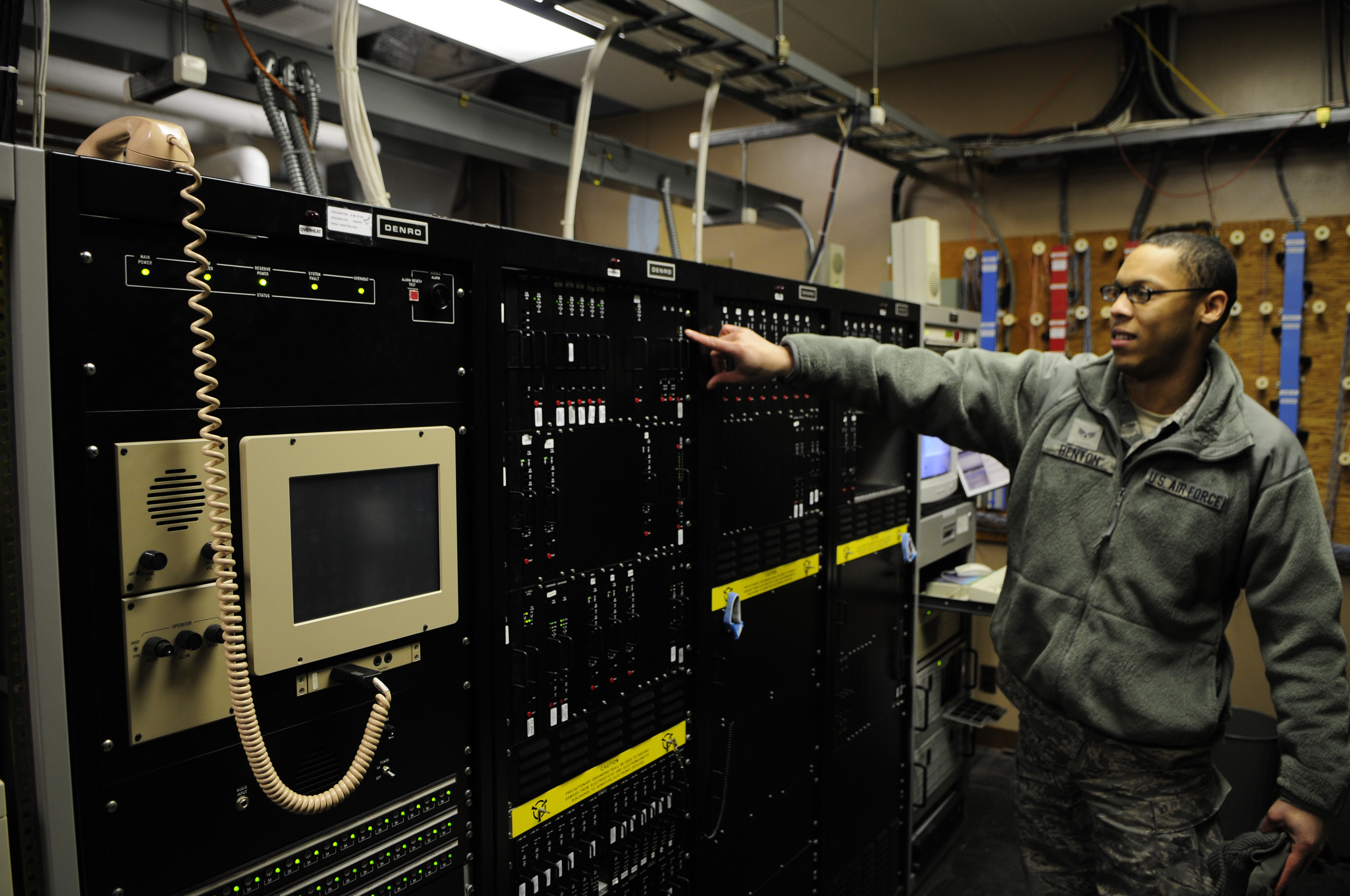 Comm Sq. keeps airfield wired > Eielson Air Force Base > Article Display