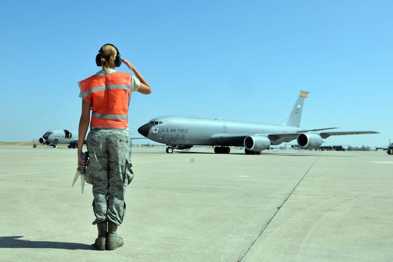 Military aviation salute signals bond between aviator, maintainer > Air ...