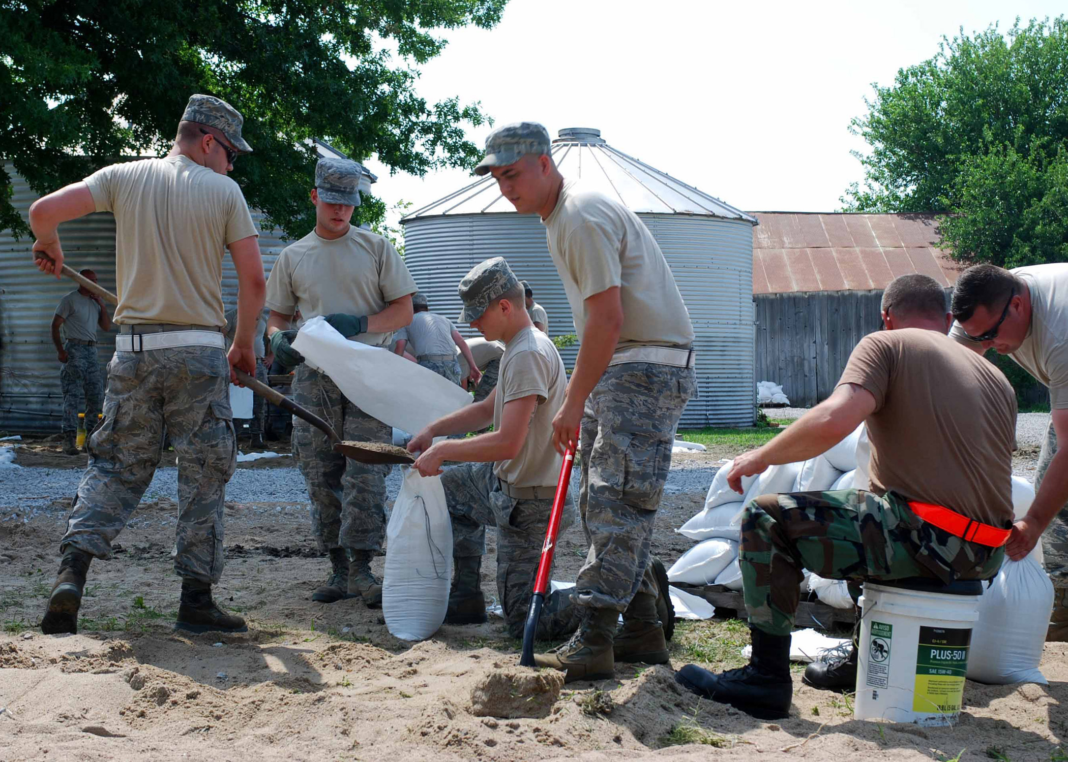 Missouri Army and Air National Guard combine efforts to save levees ...