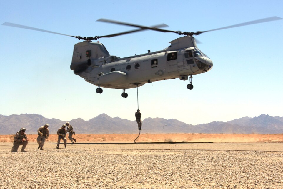 Reconnaissance Marines join air wing to perform fast-roping maneuver ...