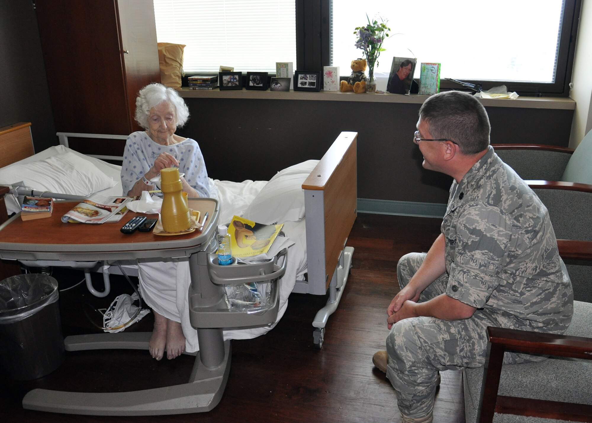 445th ASTS visits Dayton VA hospice patients > 445th Airlift Wing ...