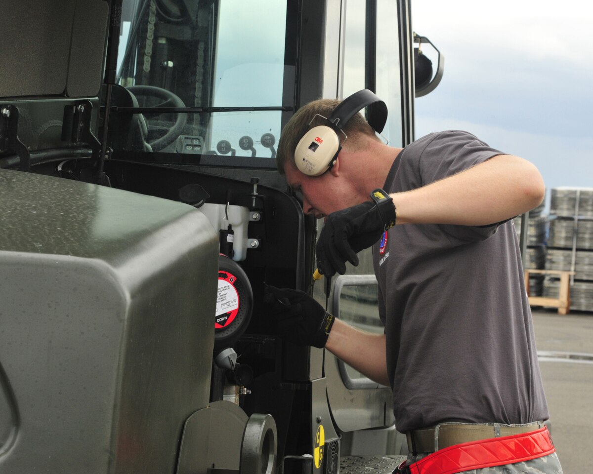 62 APS Rodeo team maneuvers 10K forklift through obstacle course > Team ...