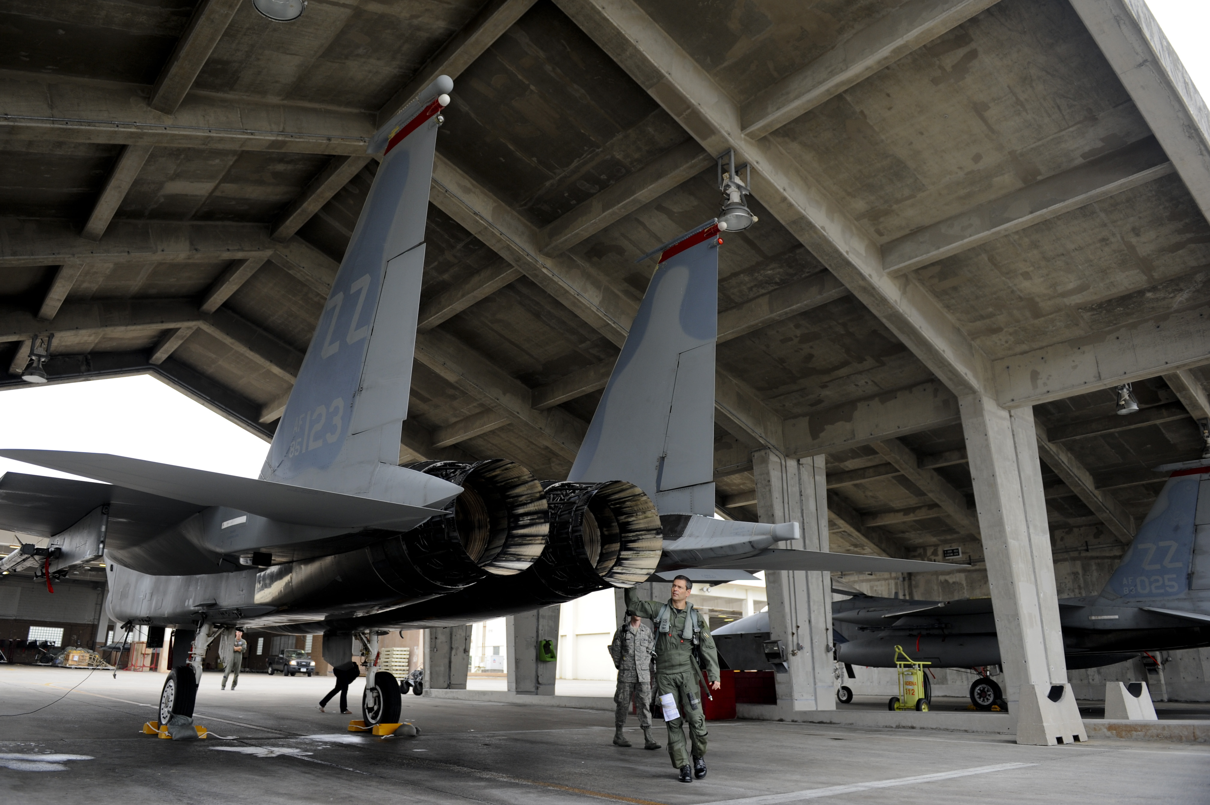 18th Wing commander takes 'fini-flight' > Kadena Air Base > Article Display