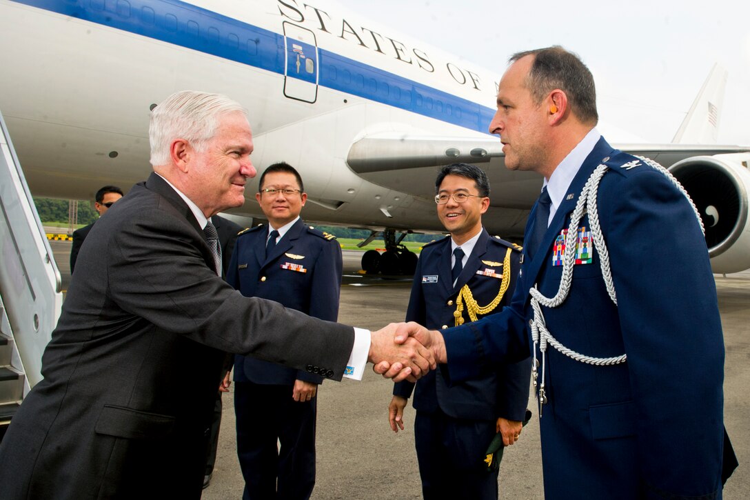 U.S. Defense Secretary Robert M. Gates meets with U.S. Air Force Col ...