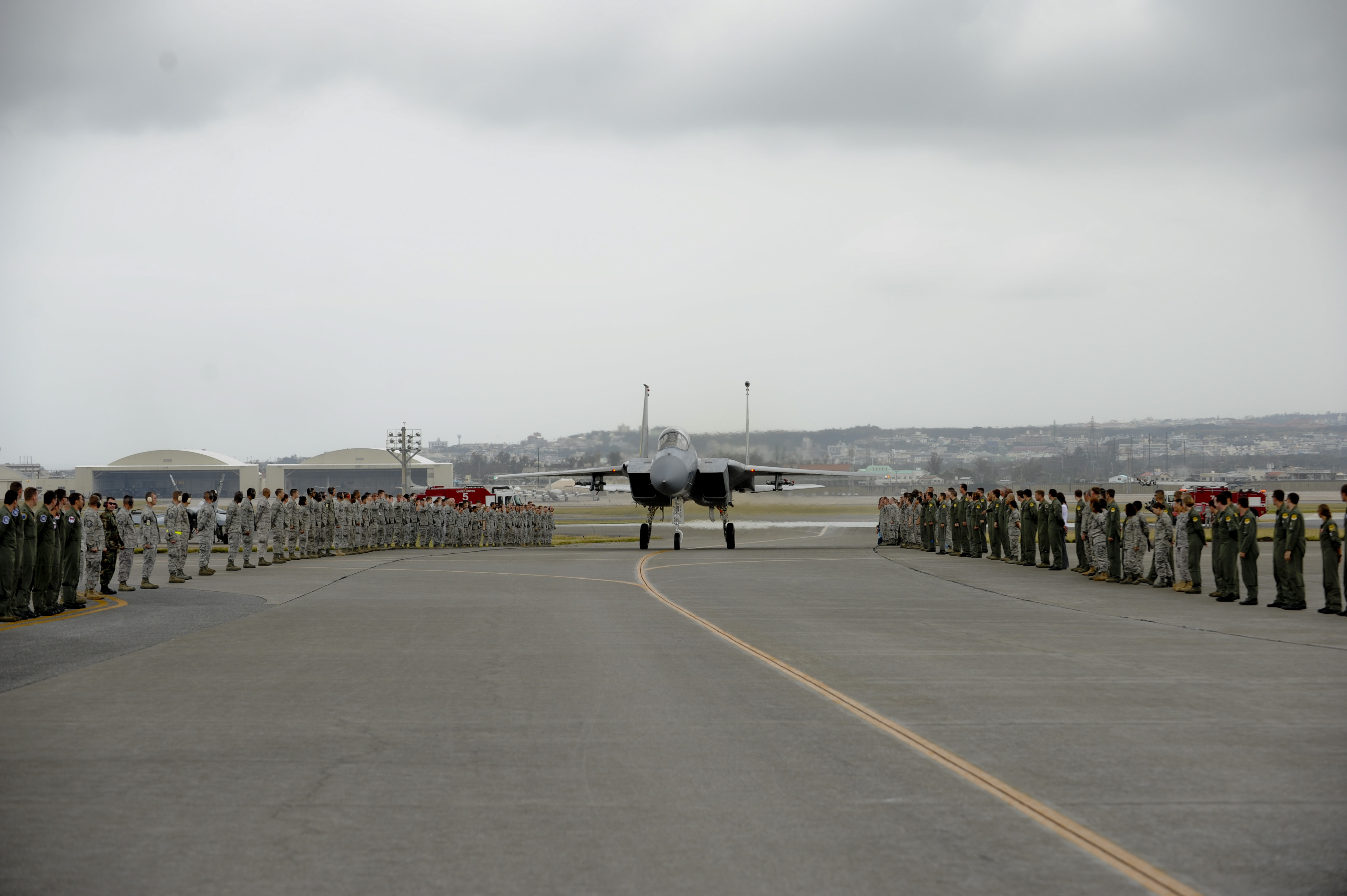 18th Wing commander takes 'fini-flight' > Kadena Air Base > Article Display
