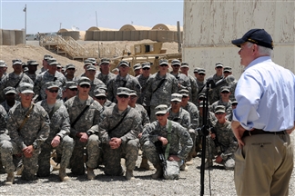 Secretary Gates thanks soldiers for their service.