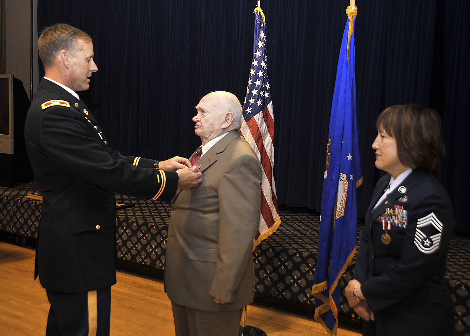 Retiring chief honors father: Bronze Star Medal presented after 40 ...
