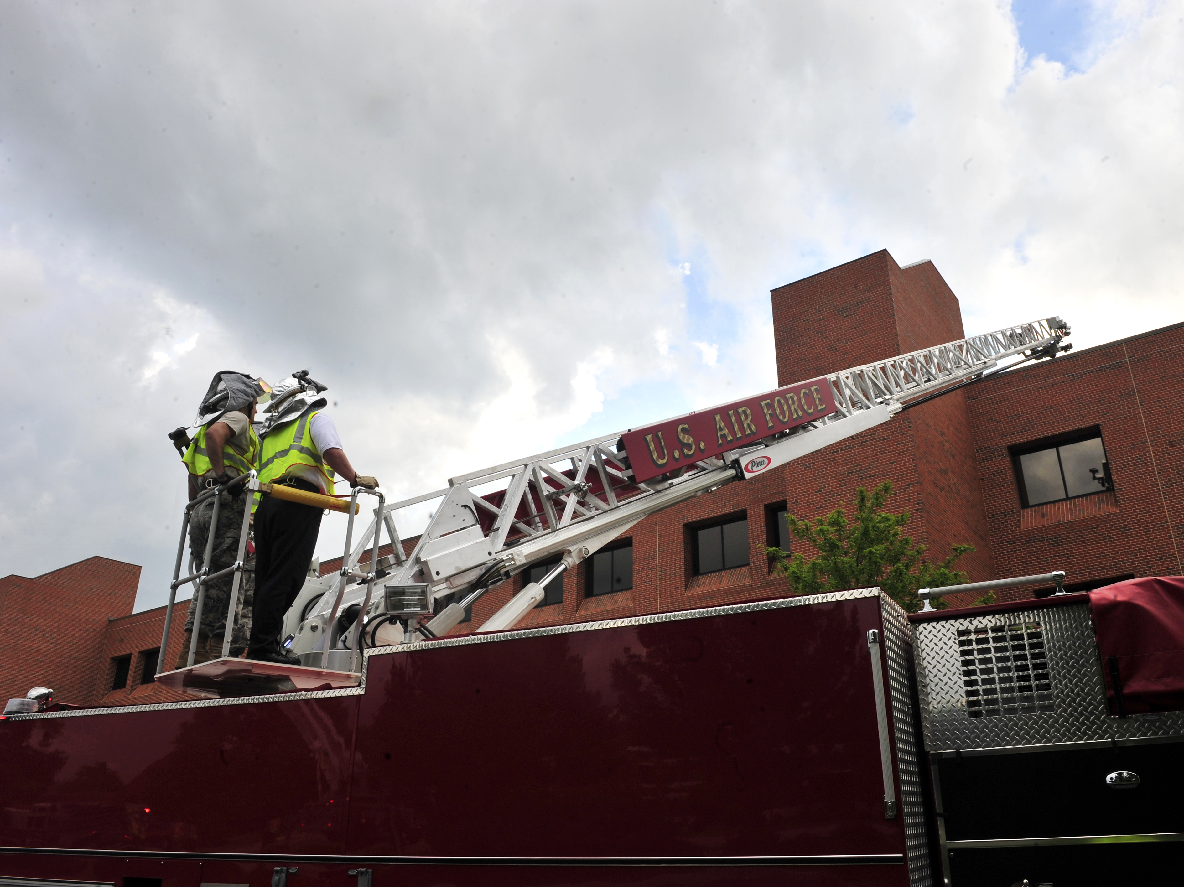 Scott firefighters train with local departments > Scott Air Force Base ...