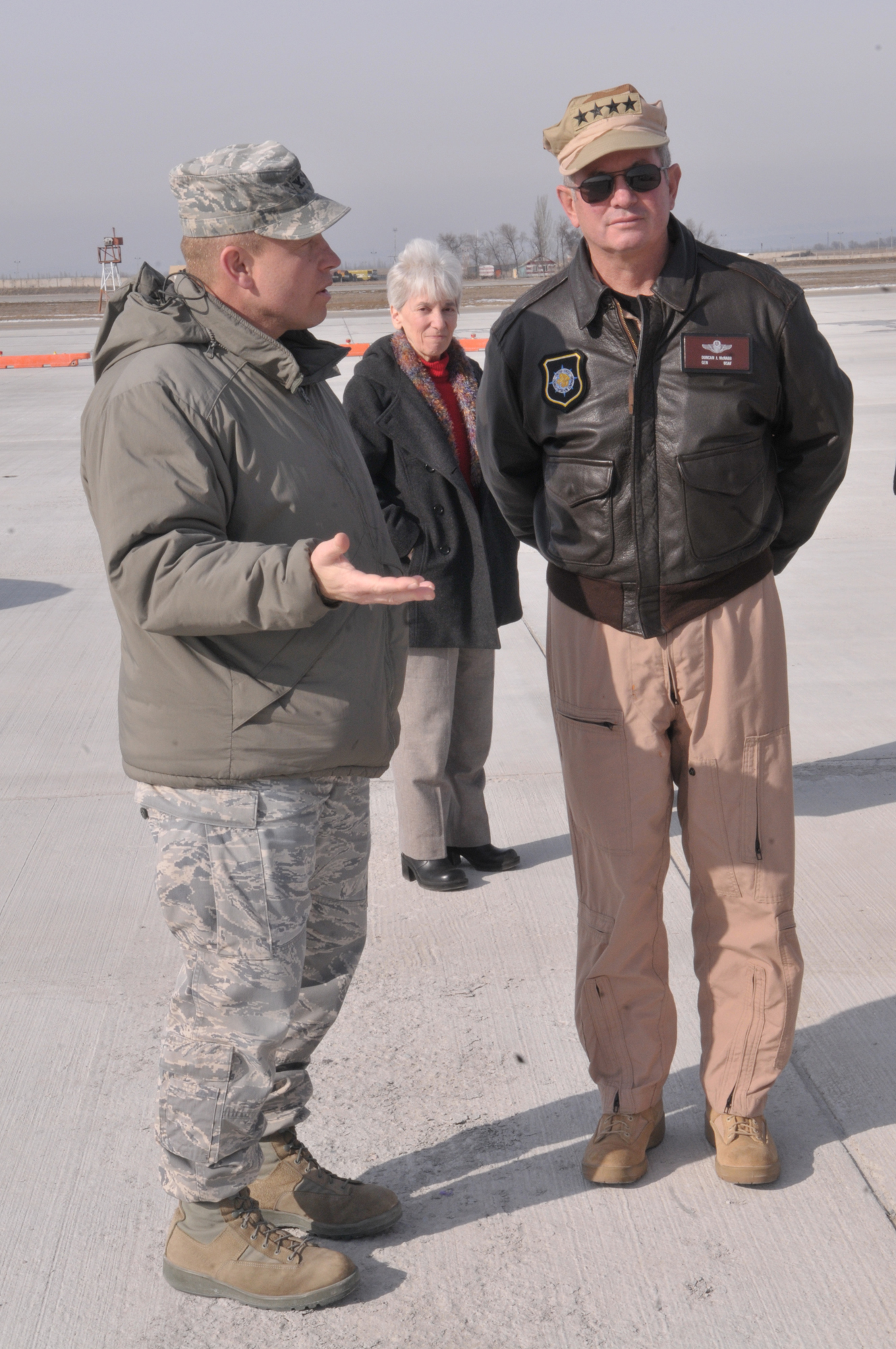 TRANSCOM commander visits Transit Center > U.S. Air Forces Central > News