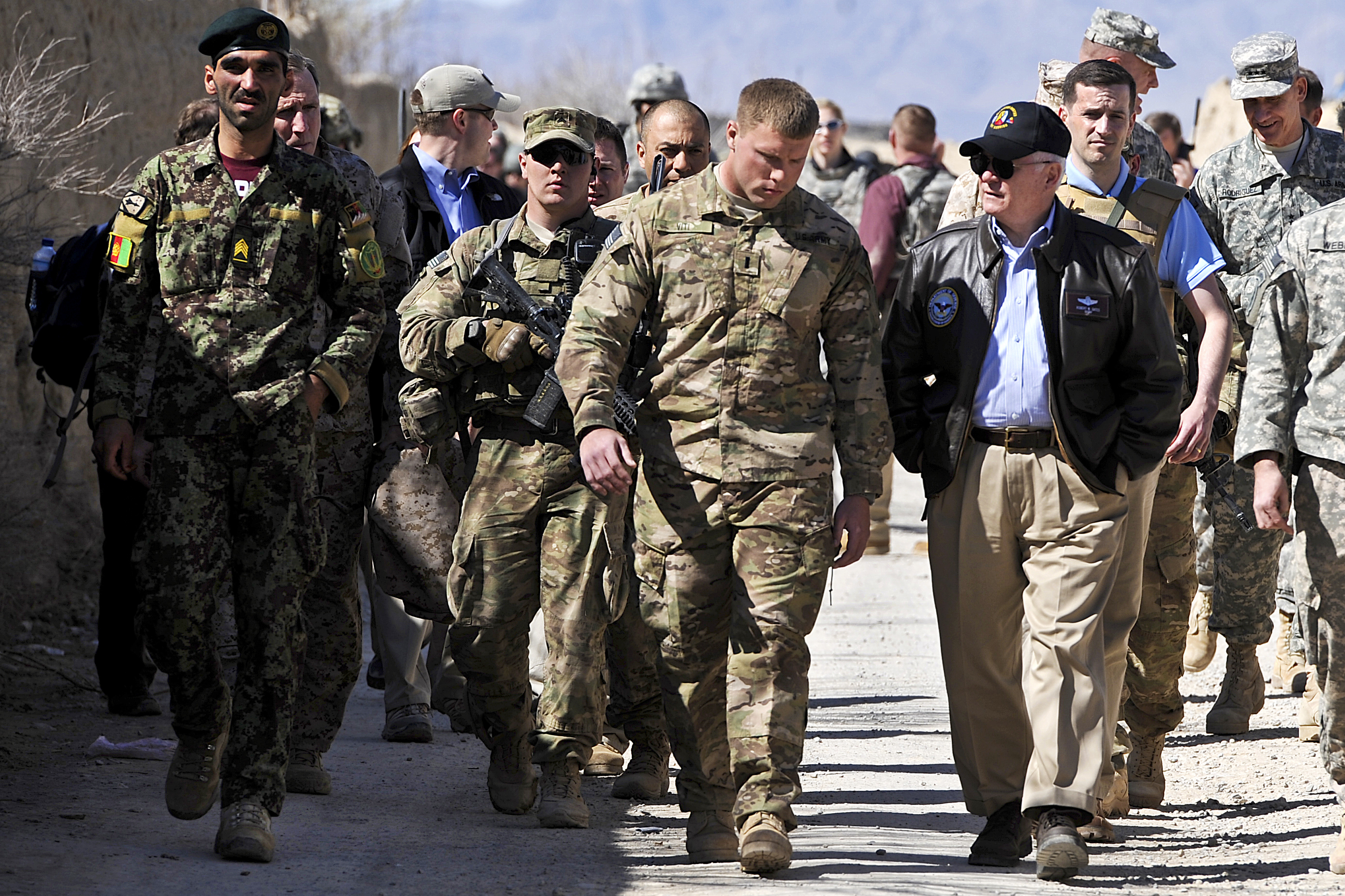 U.S. Defense Secretary Robert M. Gates speaks with U.S. Army 1st Lt ...