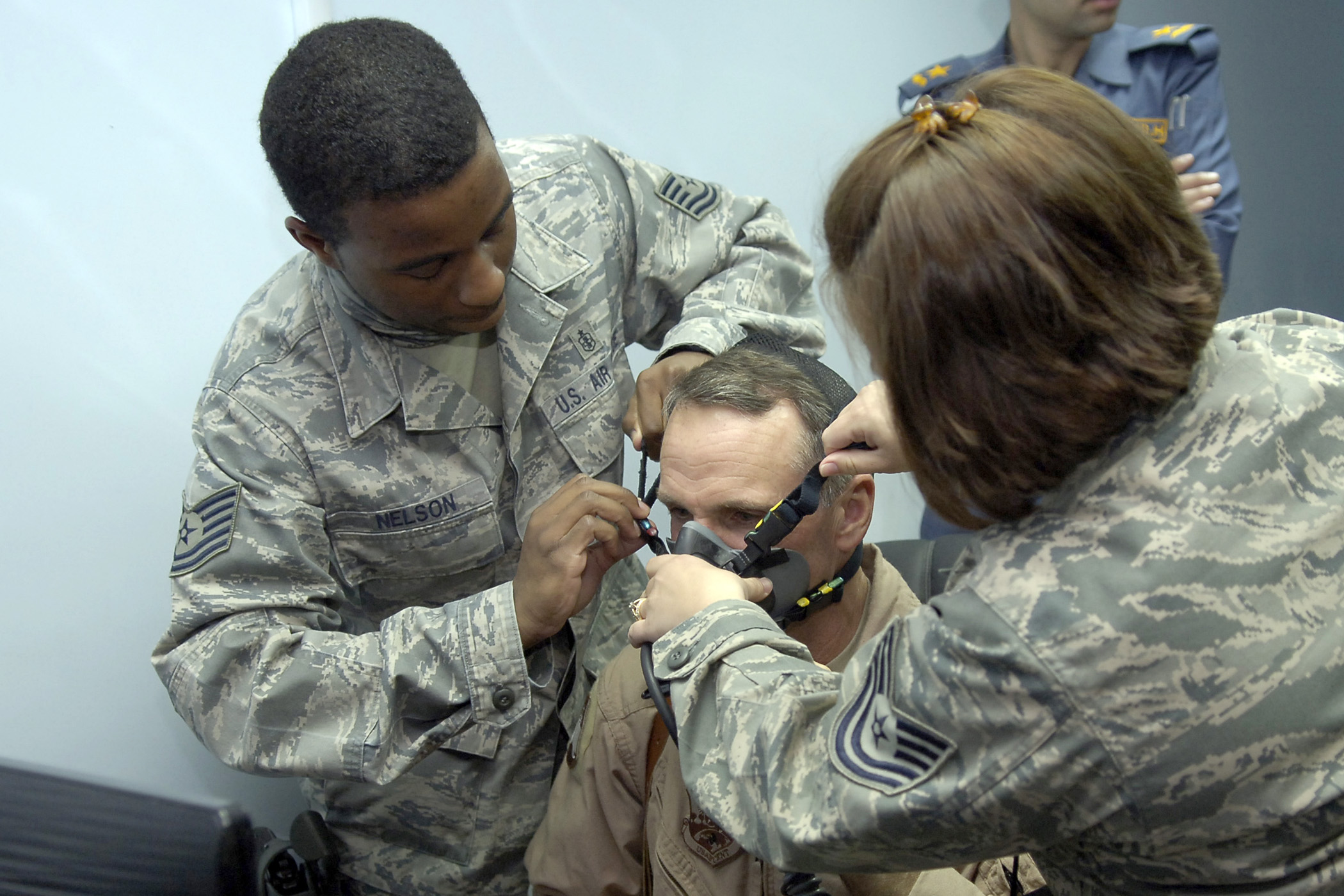 High-altitude chamber replaced by new mask for Iraqi air force > Air ...