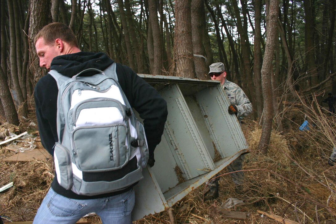 U.S. Air Force Senior Airman Clay Kinman, front, and U.S. Air Force ...