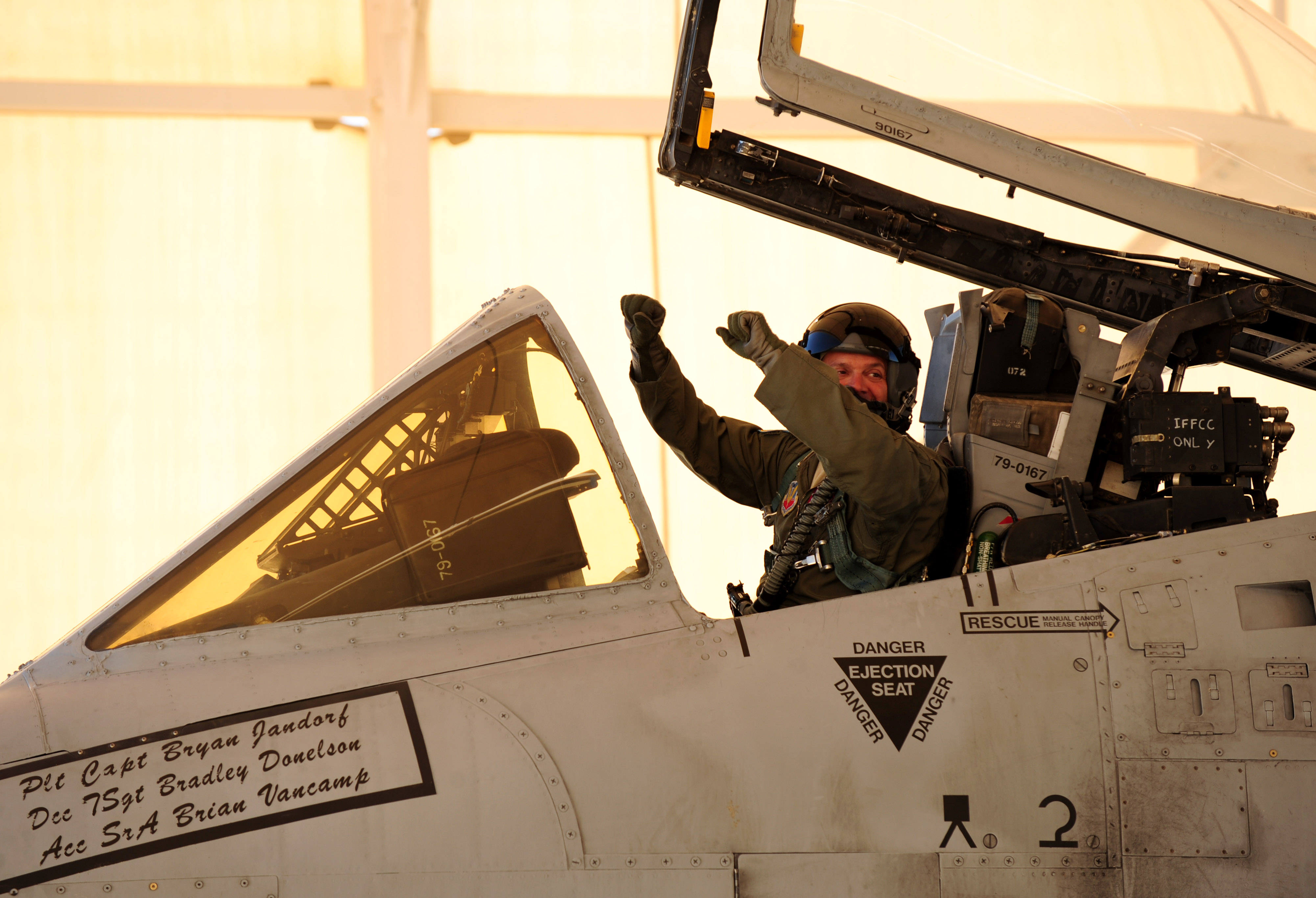 Pilot reaches 3,000th hour in flight