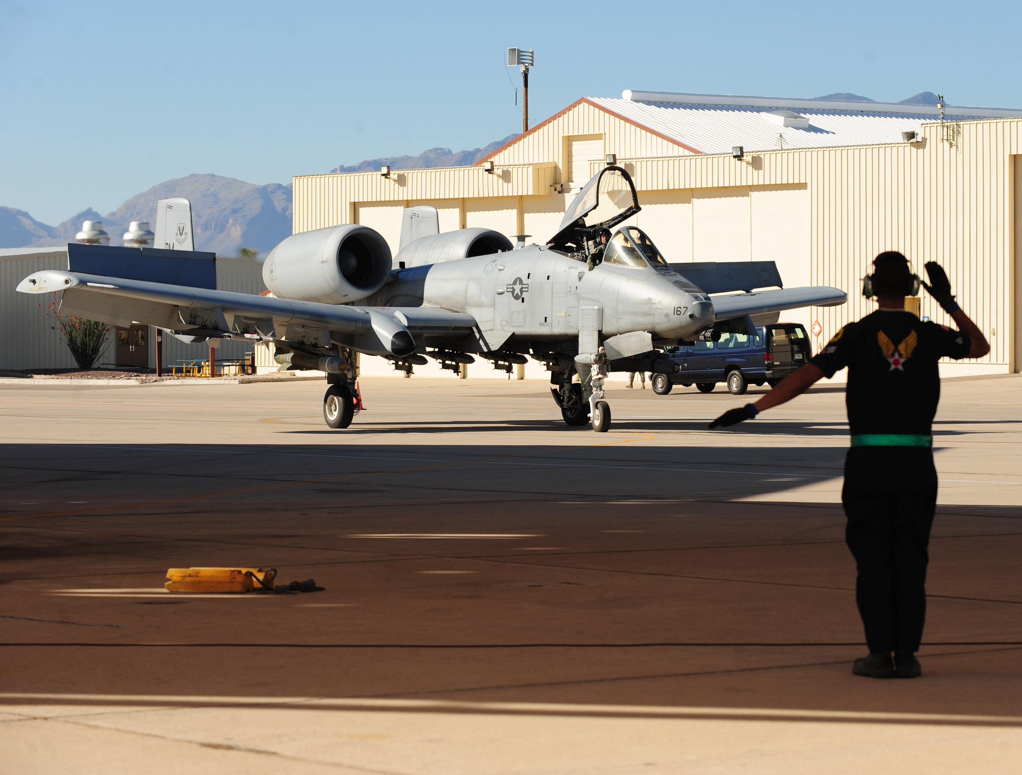 Pilot reaches 3,000th hour in flight