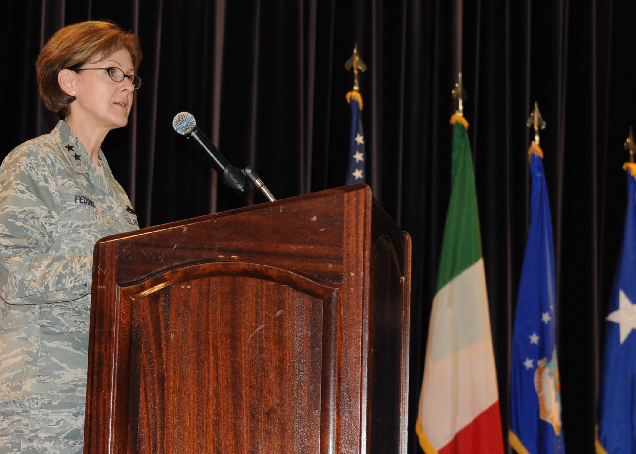 31st MXG receives 2010 AF Daedalian trophy > Aviano Air Base > Display