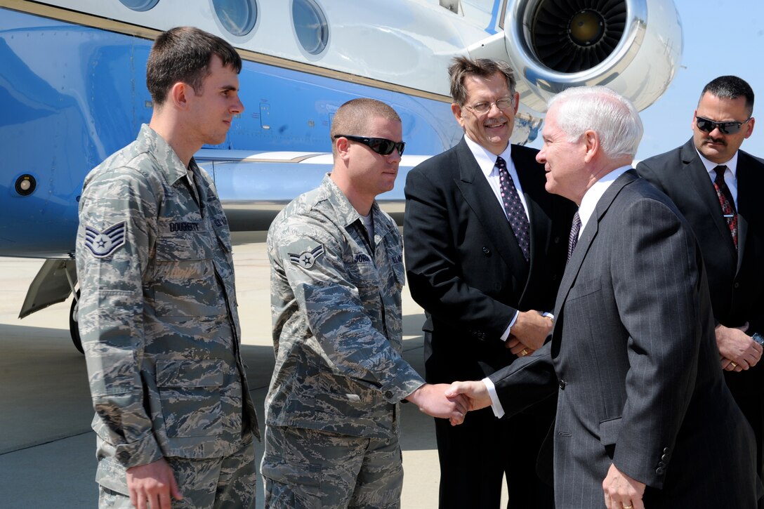 Defense Secretary Robert M. Gates thanks U.S. Air Force airmen and ...