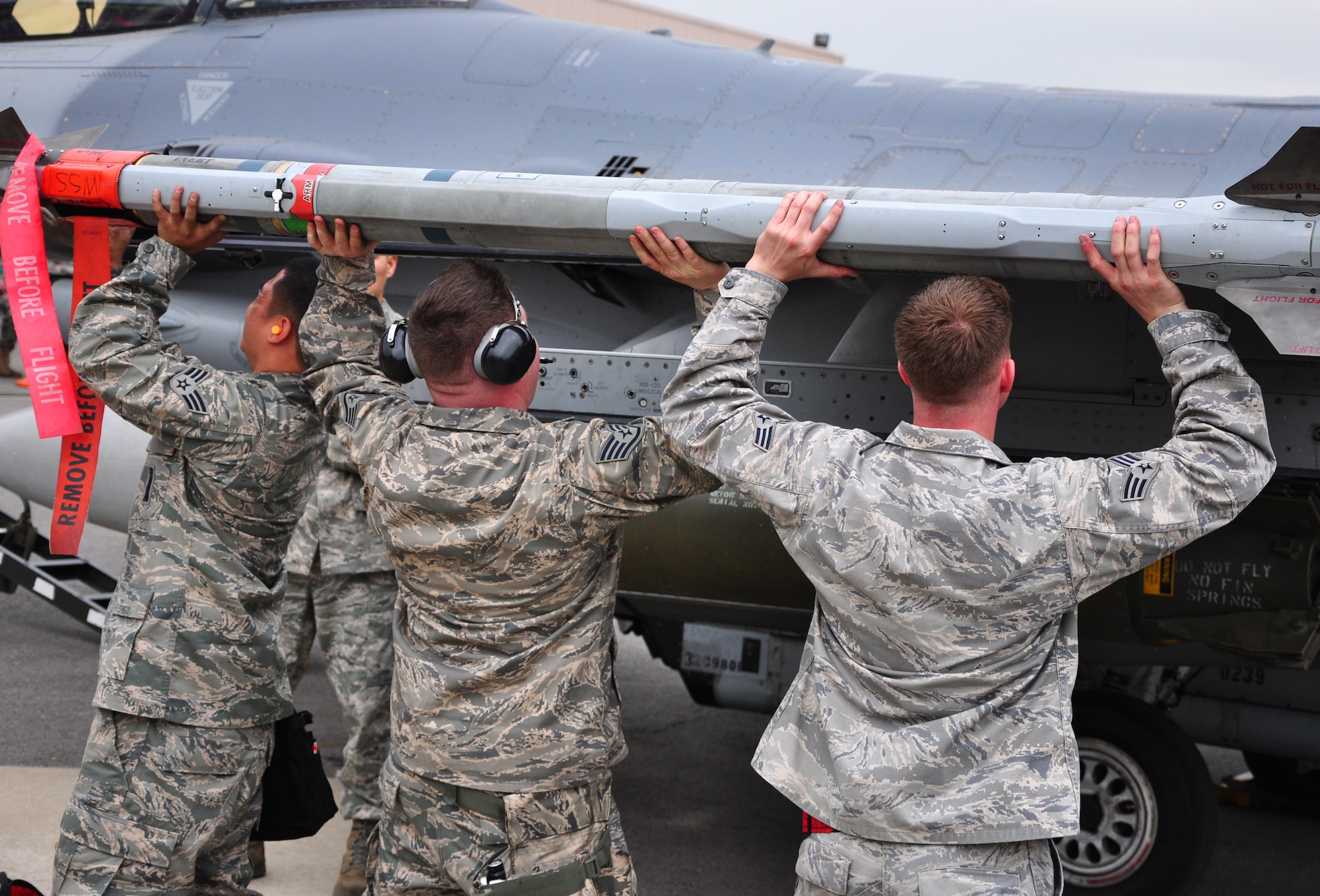 Weapons load crews clash in quarterly competition > Osan Air Base ...