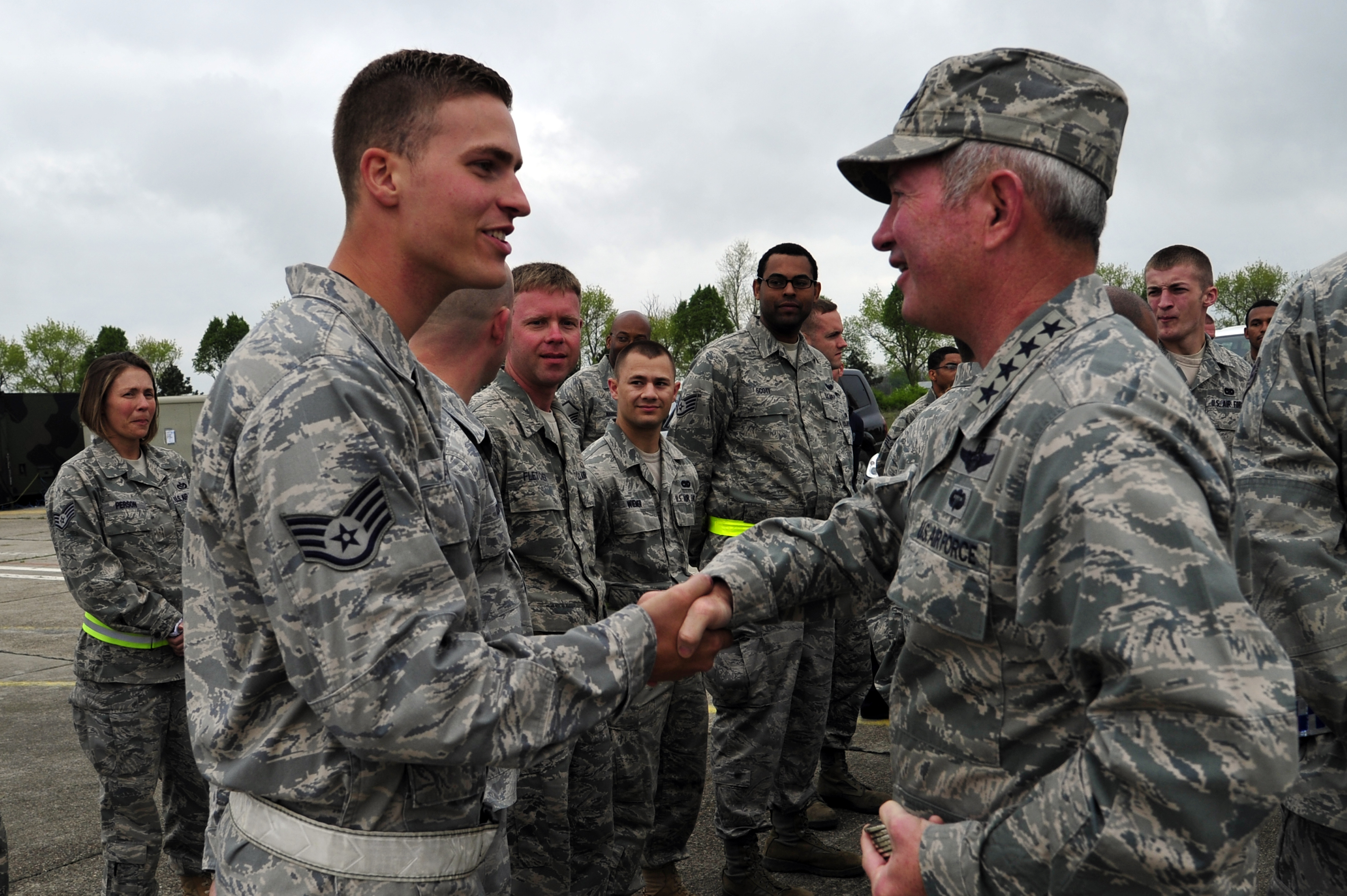 Photos: USTRANSCOM commander visits CRW Airmen, surveys Romanian multi ...