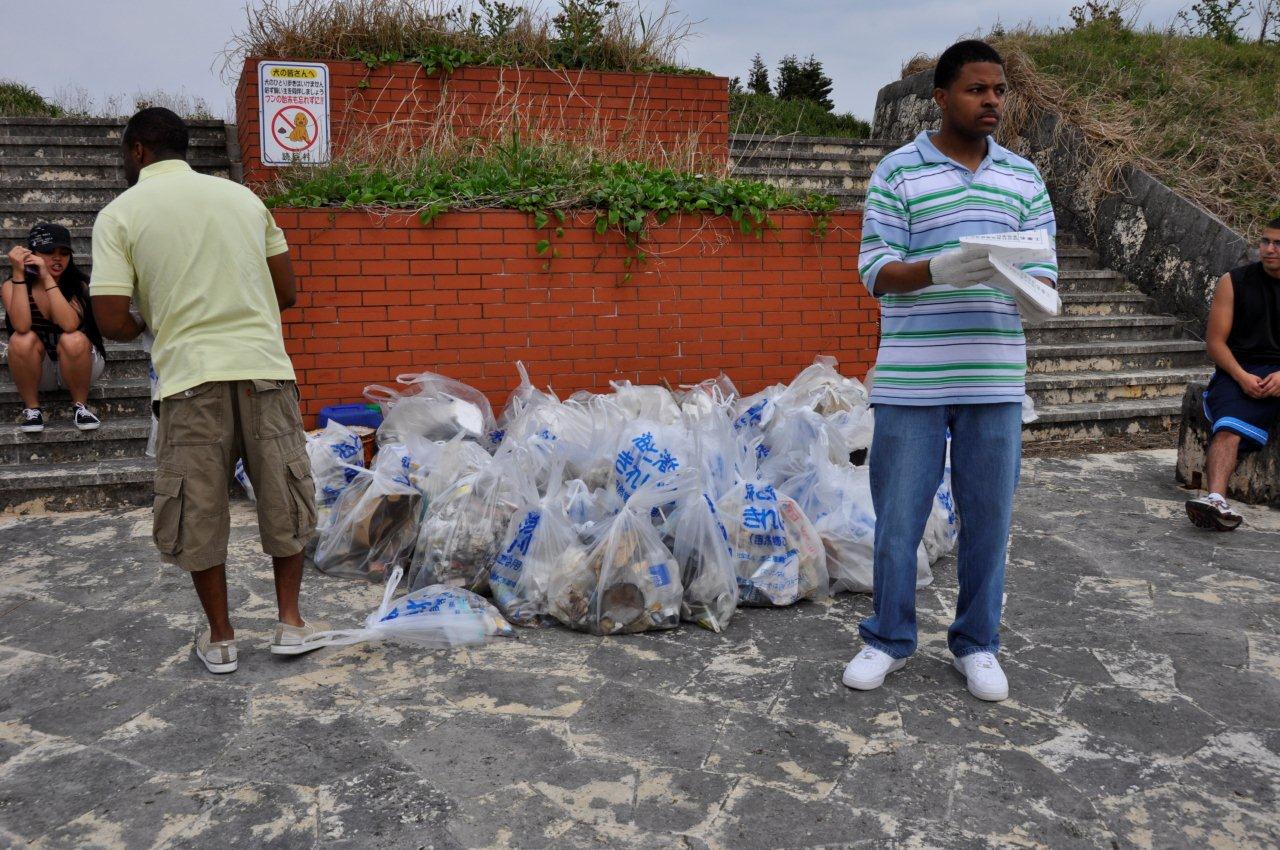 18 LRS cleans up Cape Zanpa Beach Park > Kadena Air Base > News