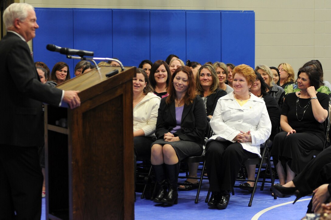 Defense Secretary Robert M. Gates speaks with spouses of soldiers ...